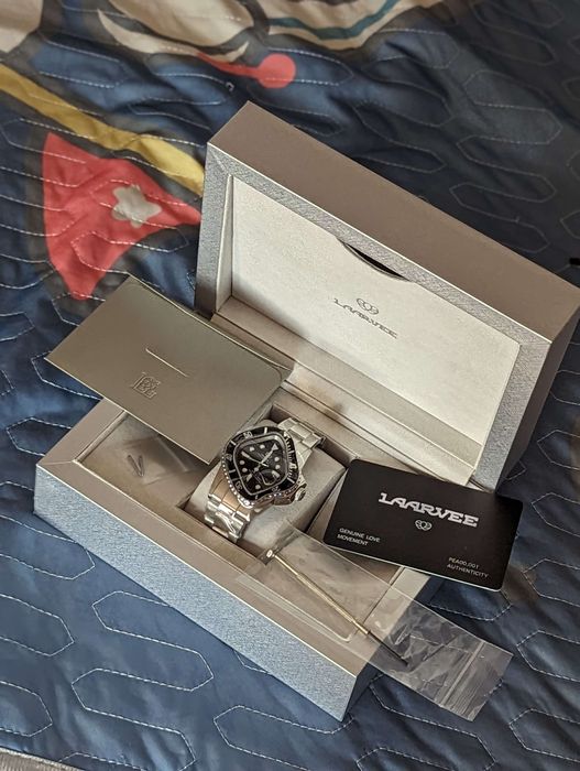 Laarvee Laarvee PEA001 Crash Watch - BLACK BEZEL & BLACK DIAL | Grailed