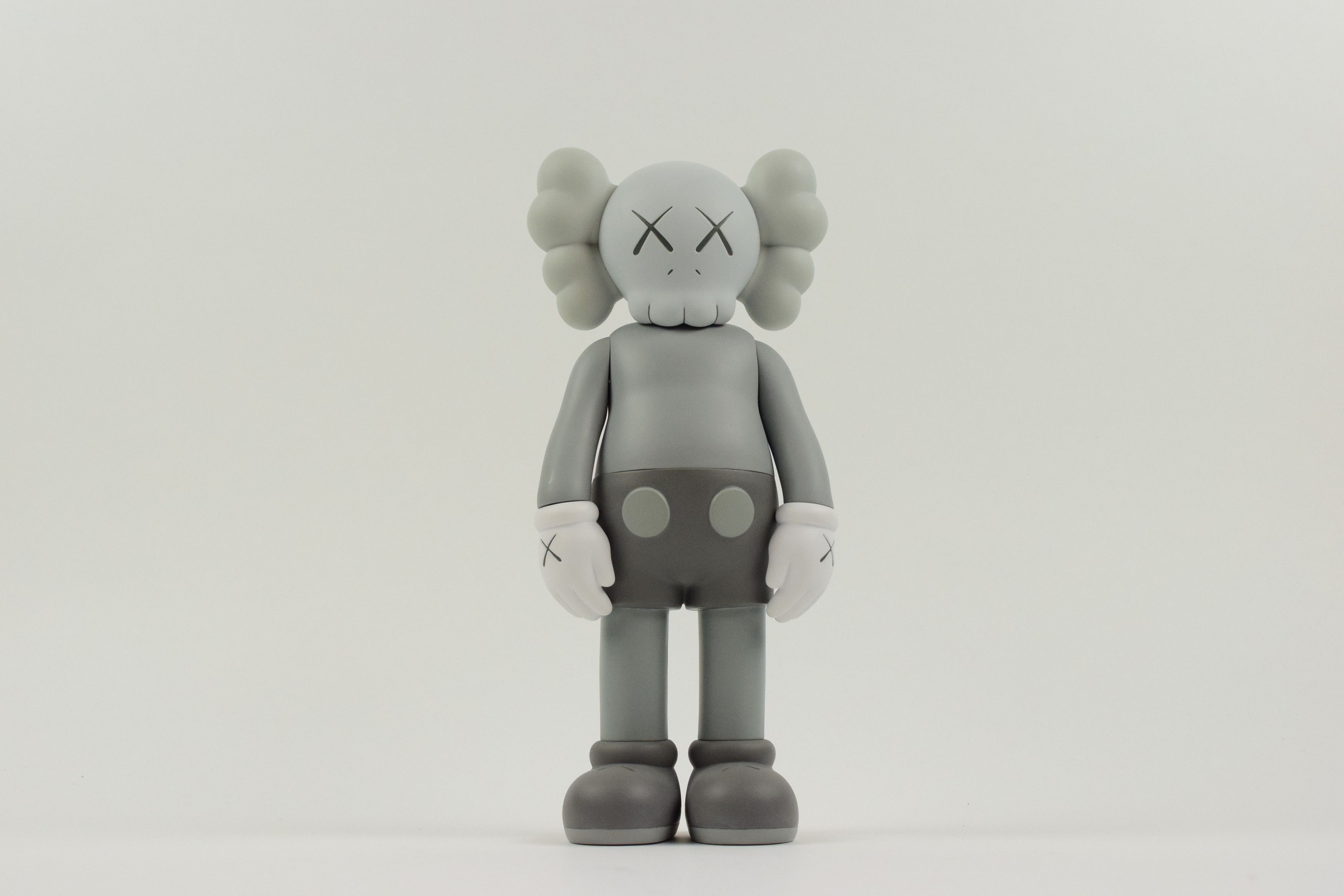 Kaws × Medicom Toy KAWS Grey Classic Companion Vinyl Statue / Figure ...
