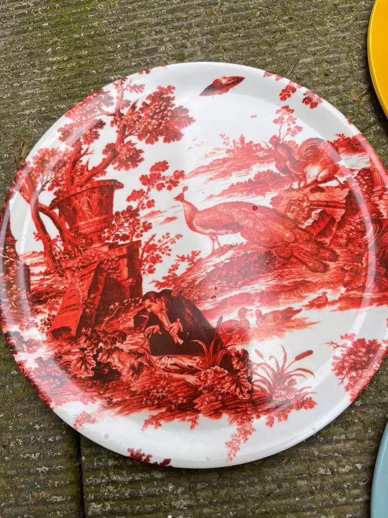 Undercover UNDERCOVER five plates packed with all kinds of classic ...