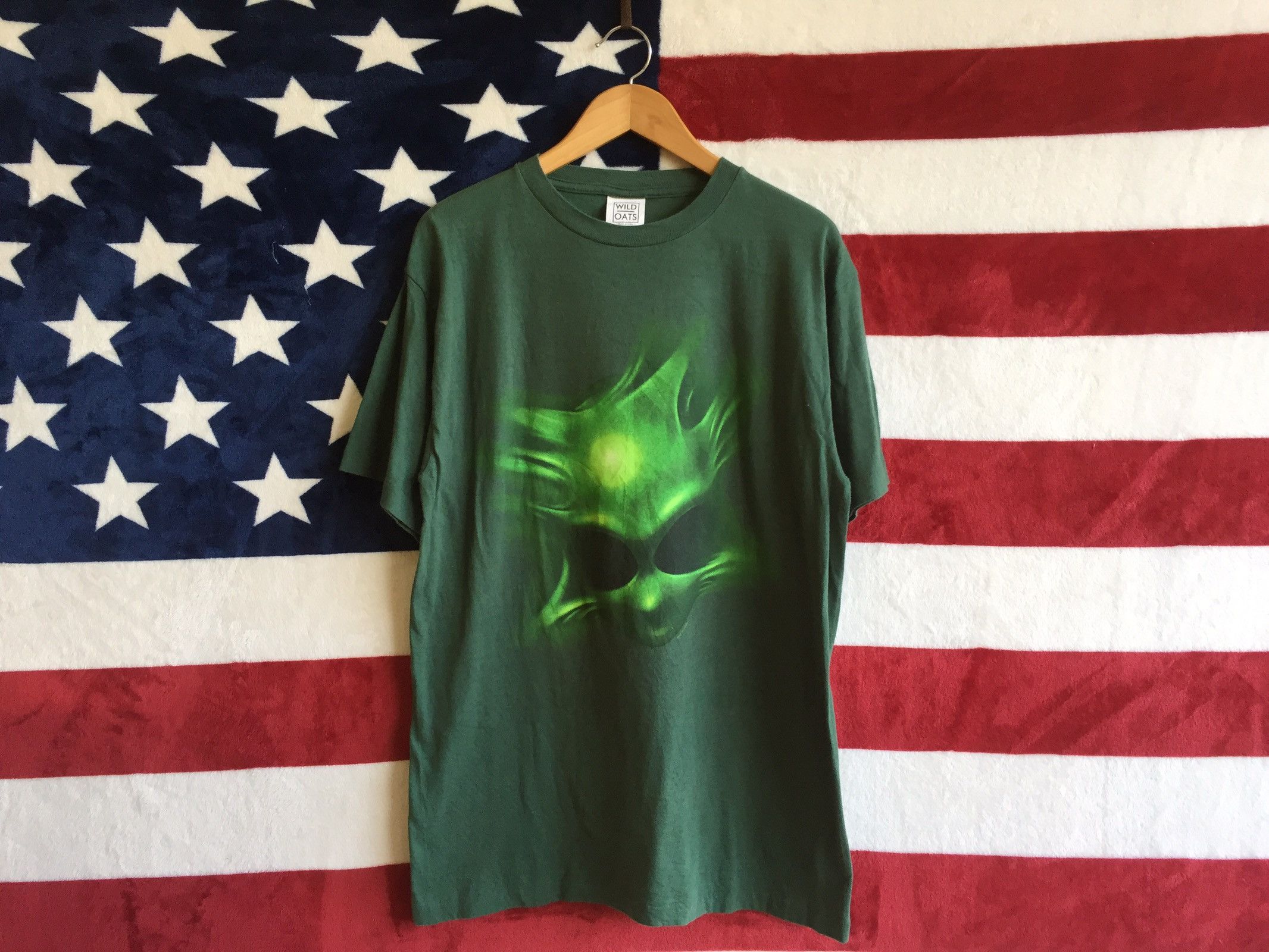 Made In Usa × Vintage •Vintage 1997 Alien Graphics Tshirt Olive Green ...