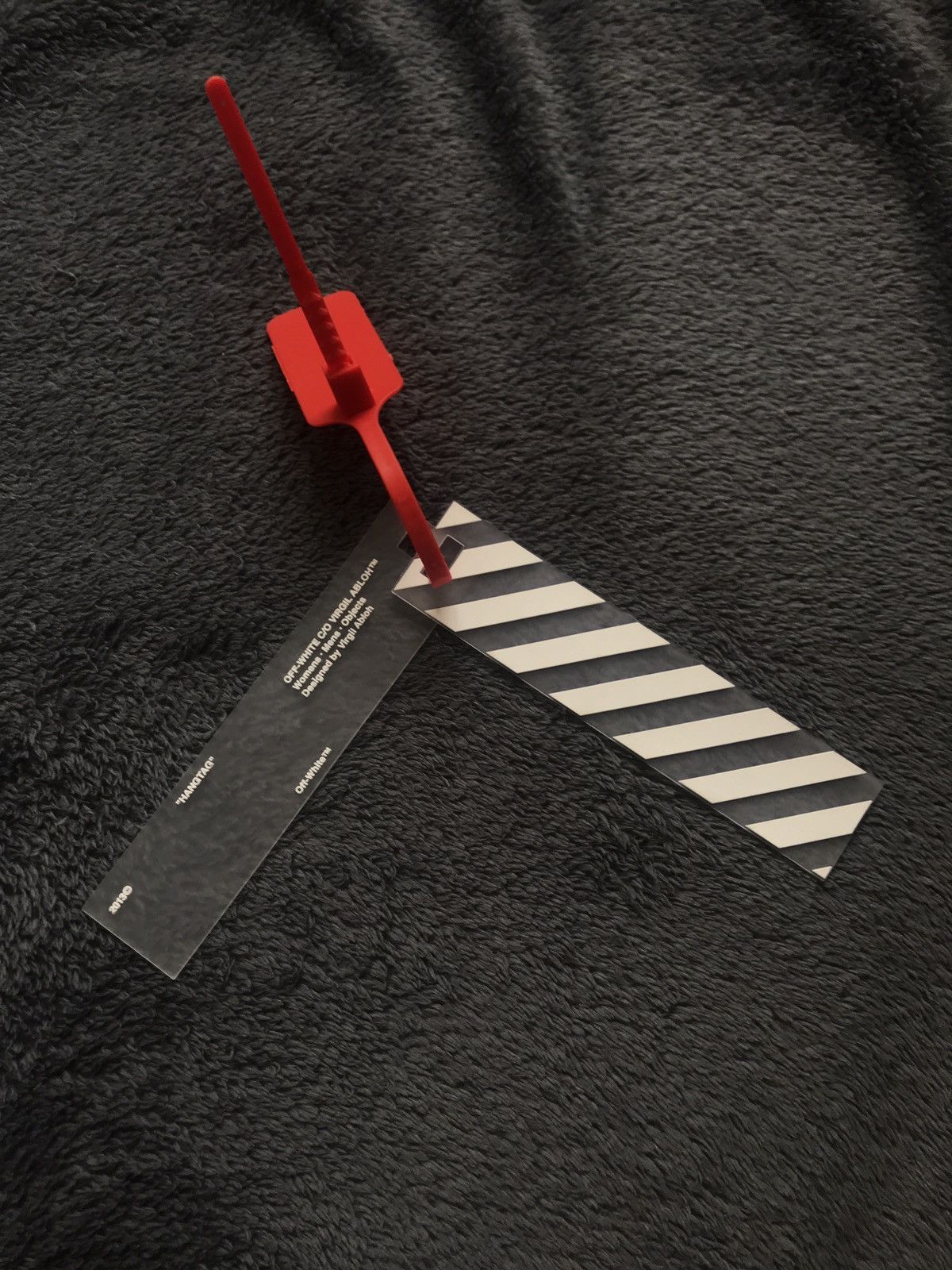 Off-White × Pyrex Vision × Virgil Abloh Off-White Zip-Tie & Hang Tag ...