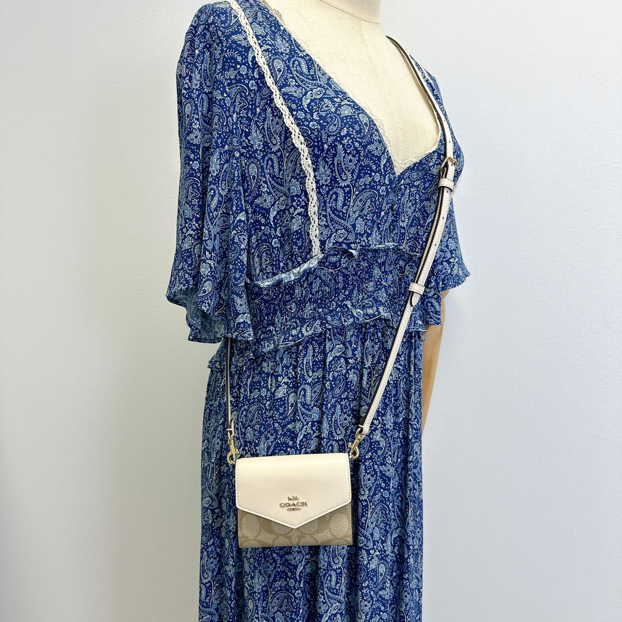 Coach Coach CU172 Mini Envelope Wallet With Strap In Signature | Grailed