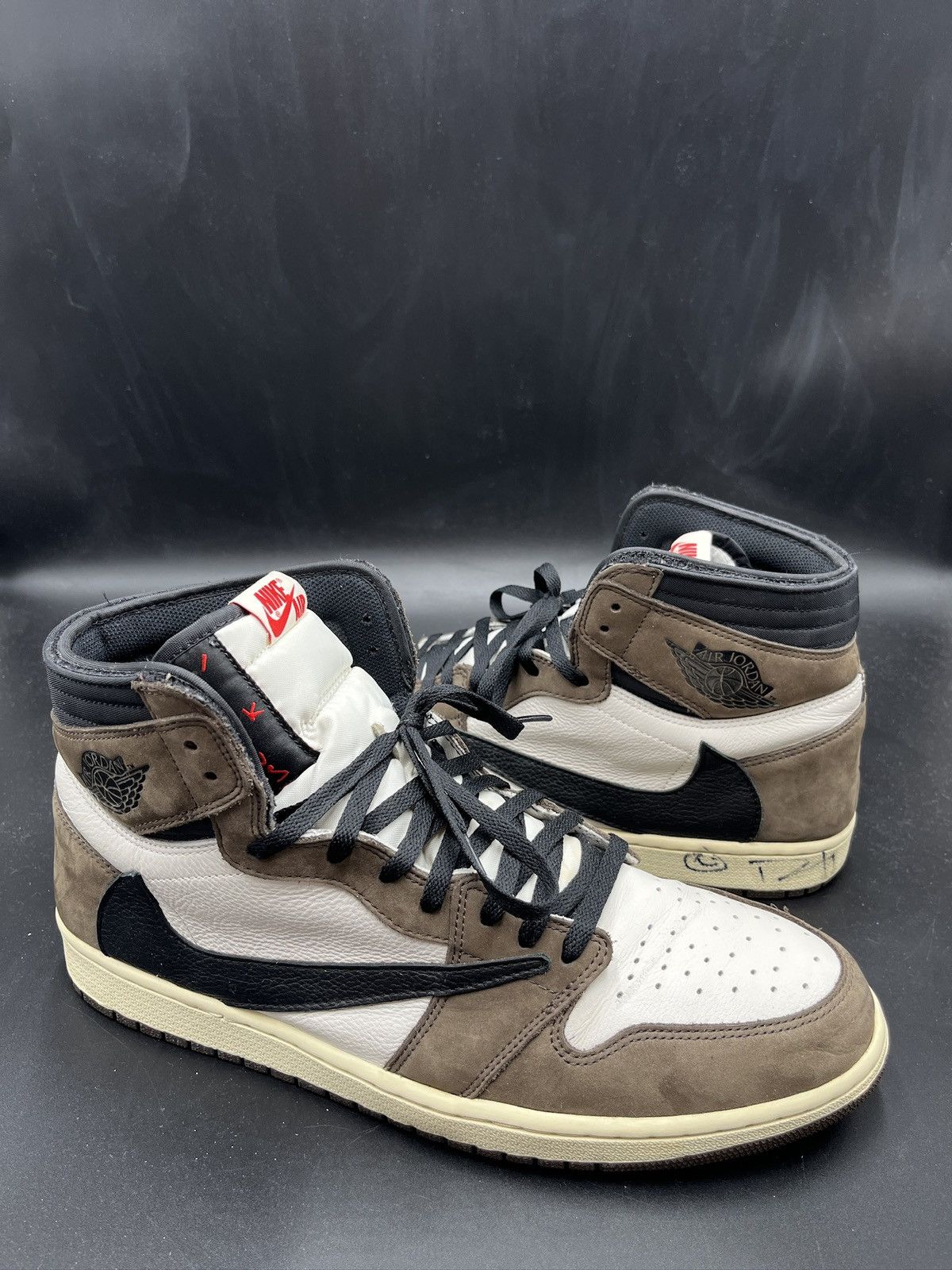 Jordan Brand × Travis Scott Signed Travis Scott Air Jordan 1 Retro High ...