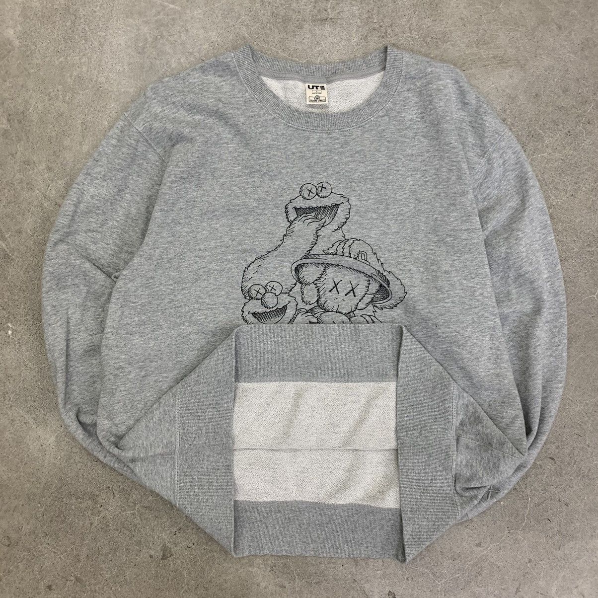 Kaws × Streetwear × Uniqlo Kaws X Sesame Street Uniqlo big graphic ...