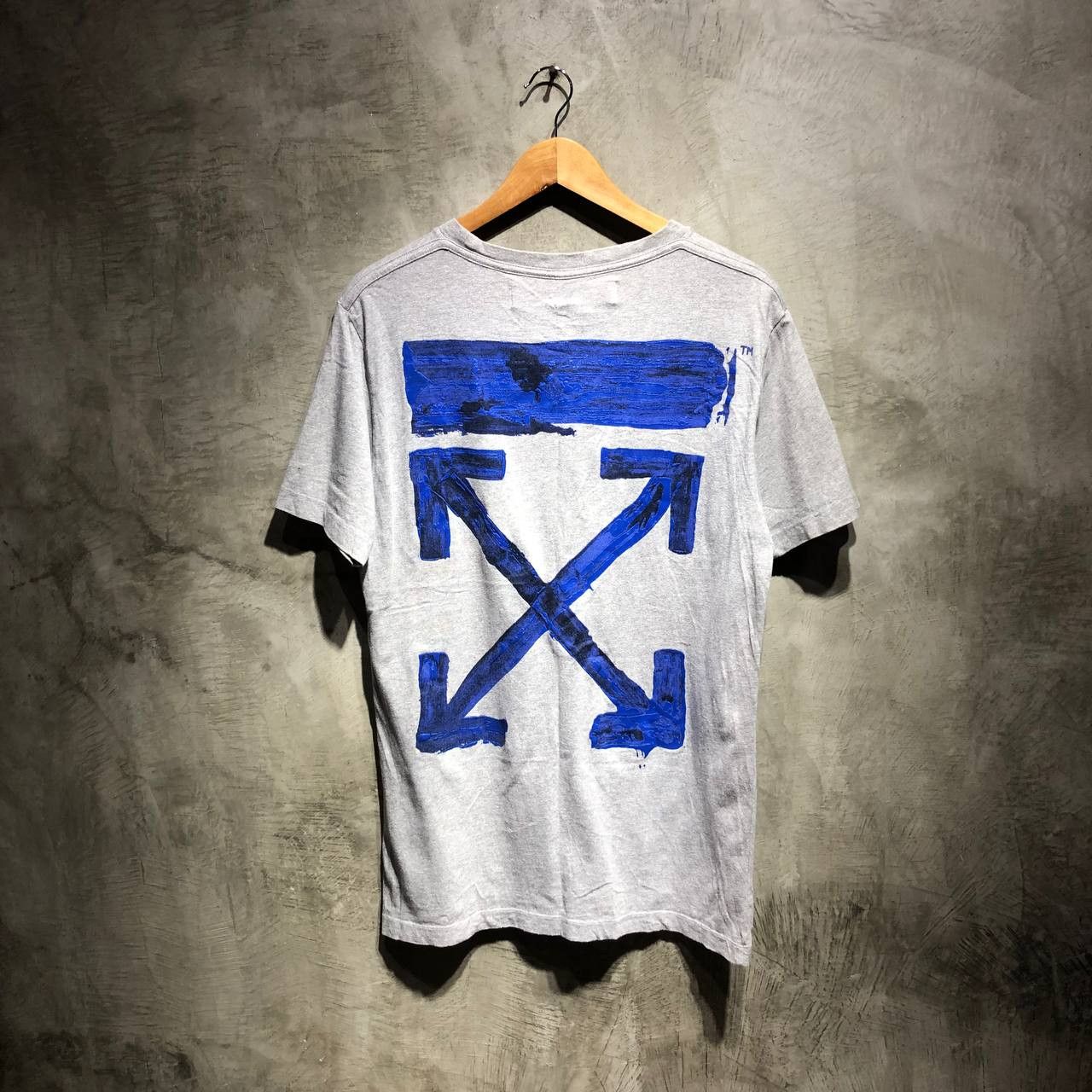 Off-White Off-White Acrylic arrows tee | Grailed