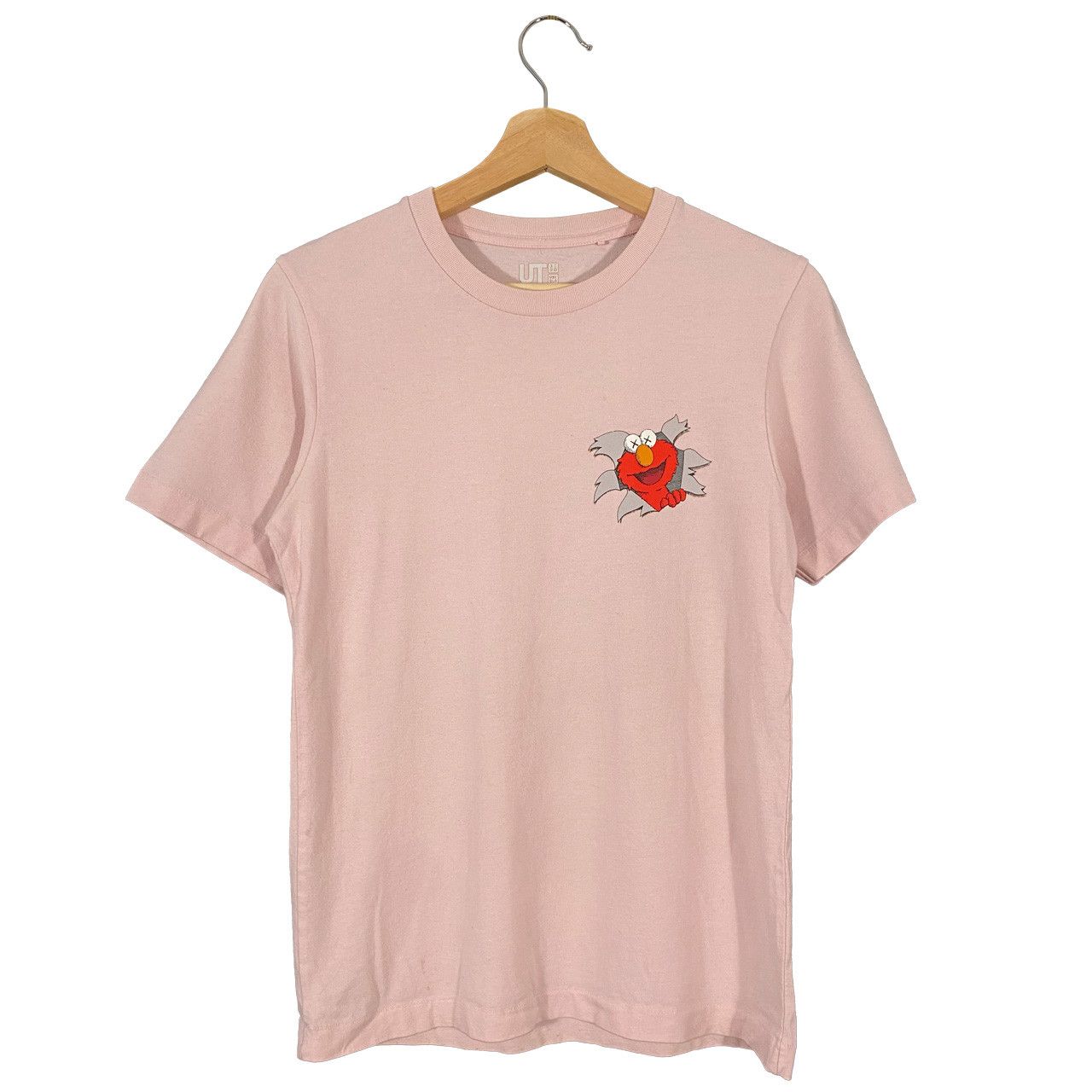 Kaws × Uniqlo Kaws x Uniqlo x Sesame Street Elmo Companion tee pink ...