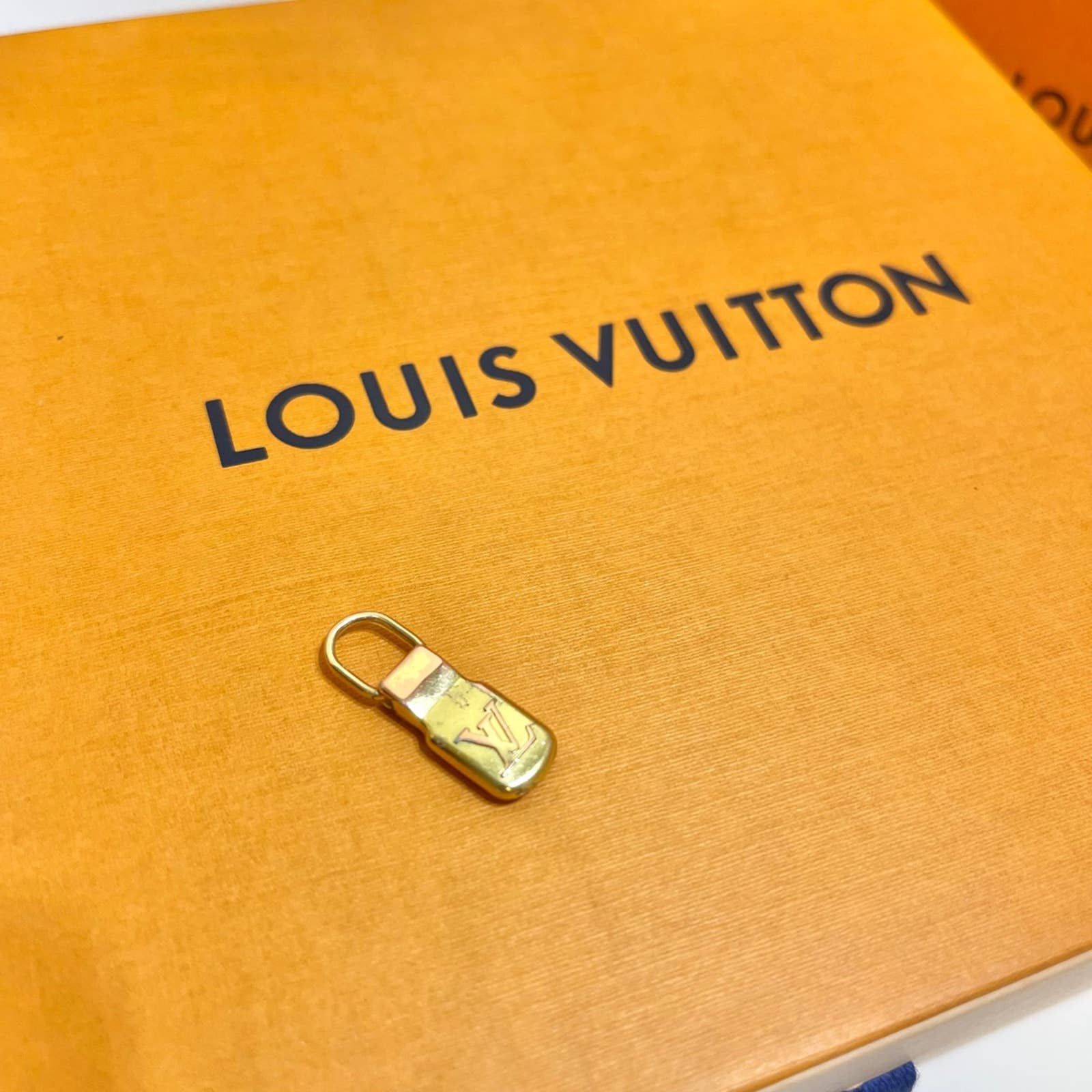 Louis Vuitton Louis Vuitton Zipper Pull | Grailed