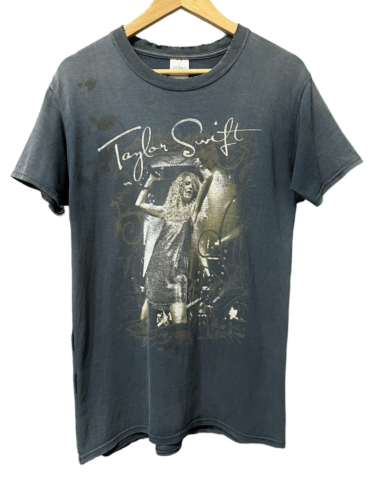 Band Tees × Tour Tee × Vintage Faded Vintage Taylor Swift Tour T-Shirt ...