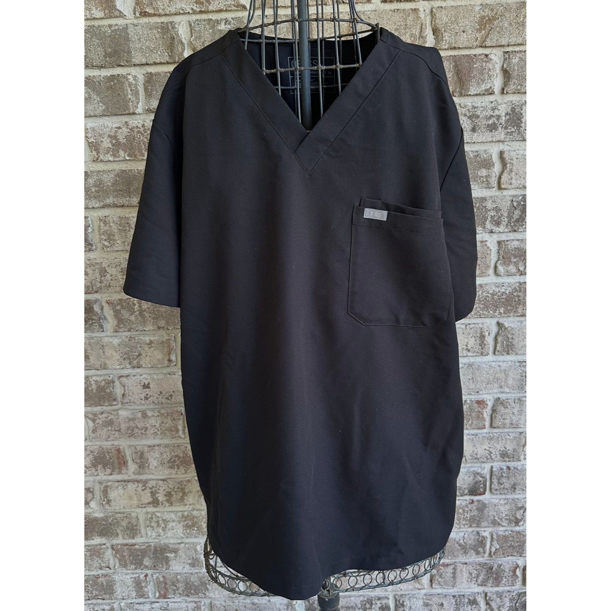 Streetwear Figs Technical Collection Leon Three Pocket Scrub Top Men’s ...