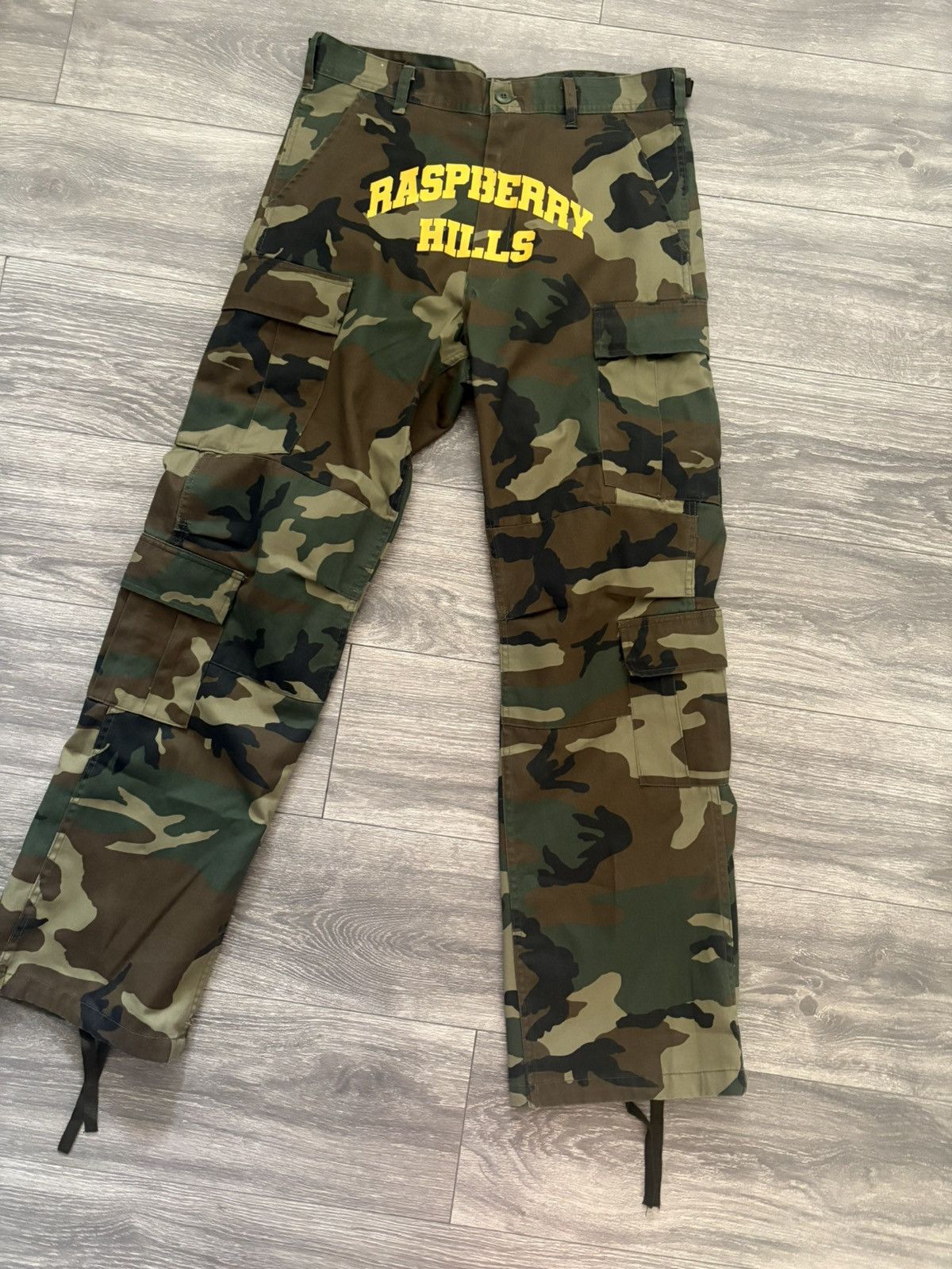 The GV Gallery The Gv Gallery raspberry hills camo pants | Grailed