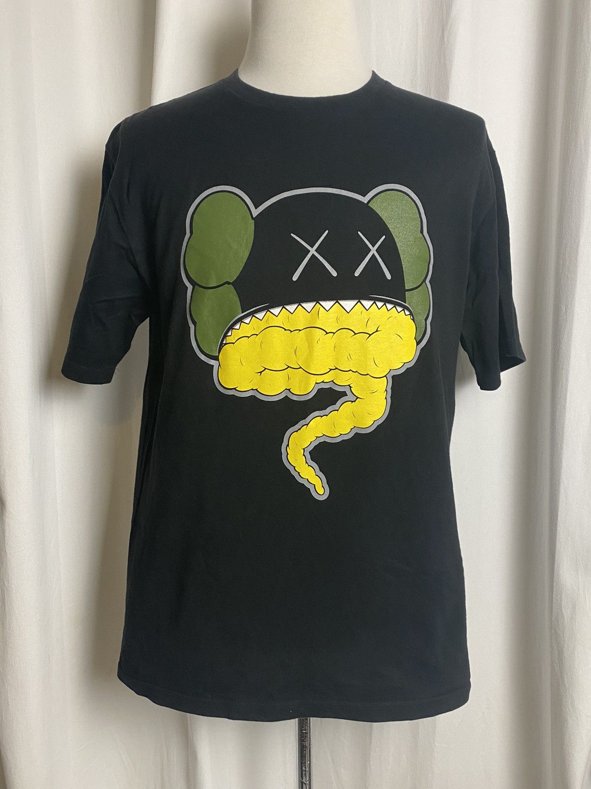Original Fake Vintage Kaws Helmet Guts 2006 Black XL T-Shirt Original ...