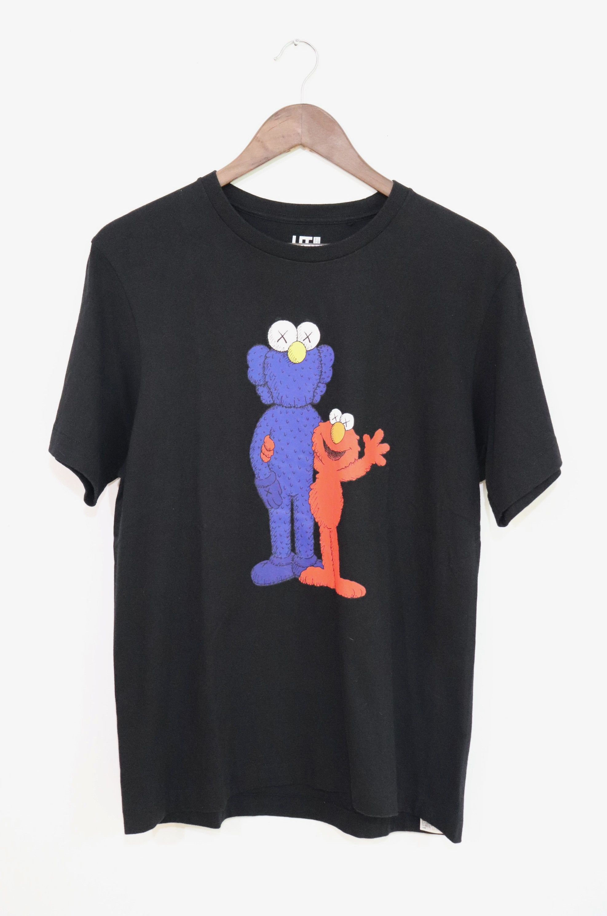 Uniqlo Kaws x Uniqlo x Sesame Street BFF Elmo Tee Black Asian Large ...