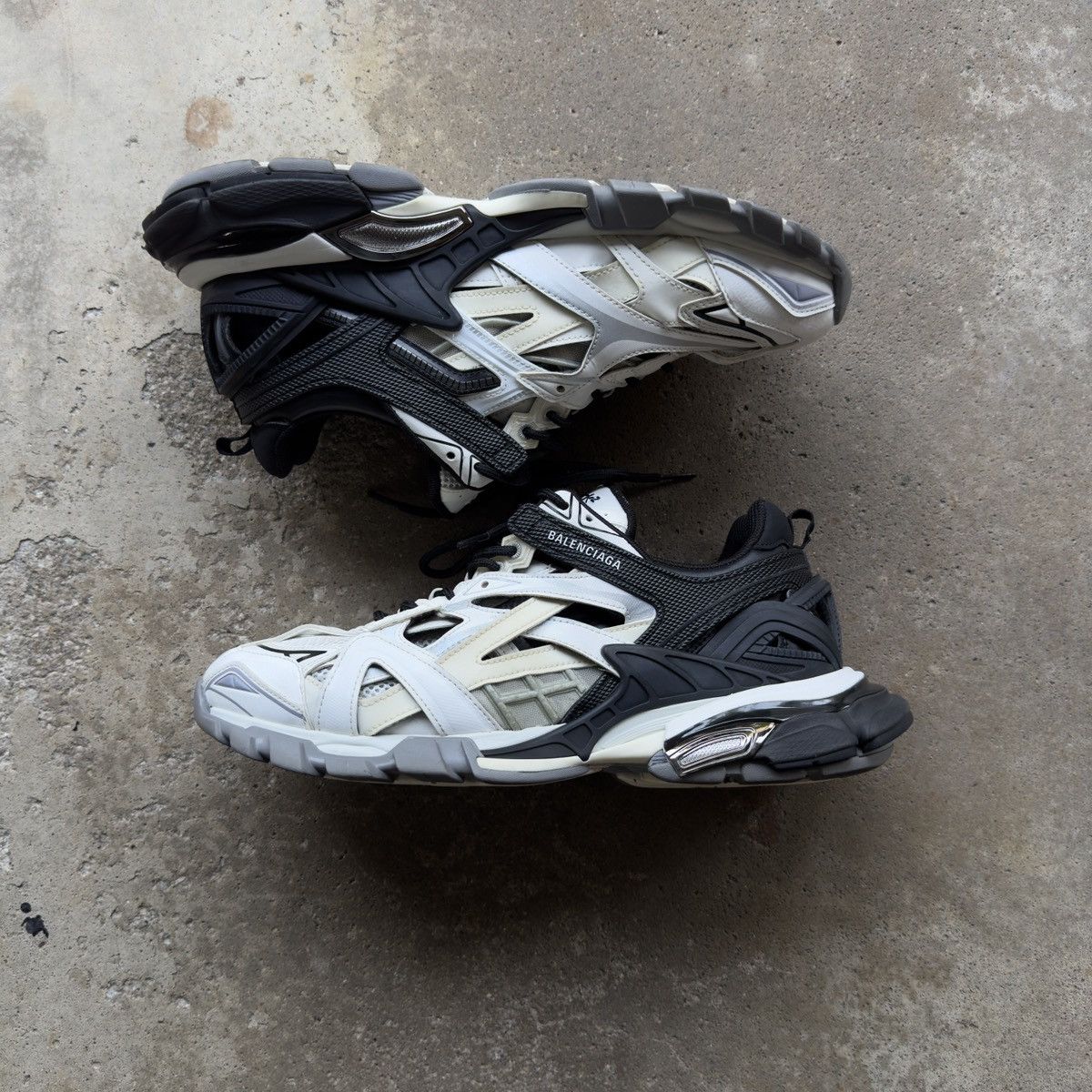 Balenciaga BALENCIAGA TRACK 2 RUNNER BLACK WHITE GREY Balenciaga BALENCIAGA TRACK 2 RUNNER BLACK WHITE GREY