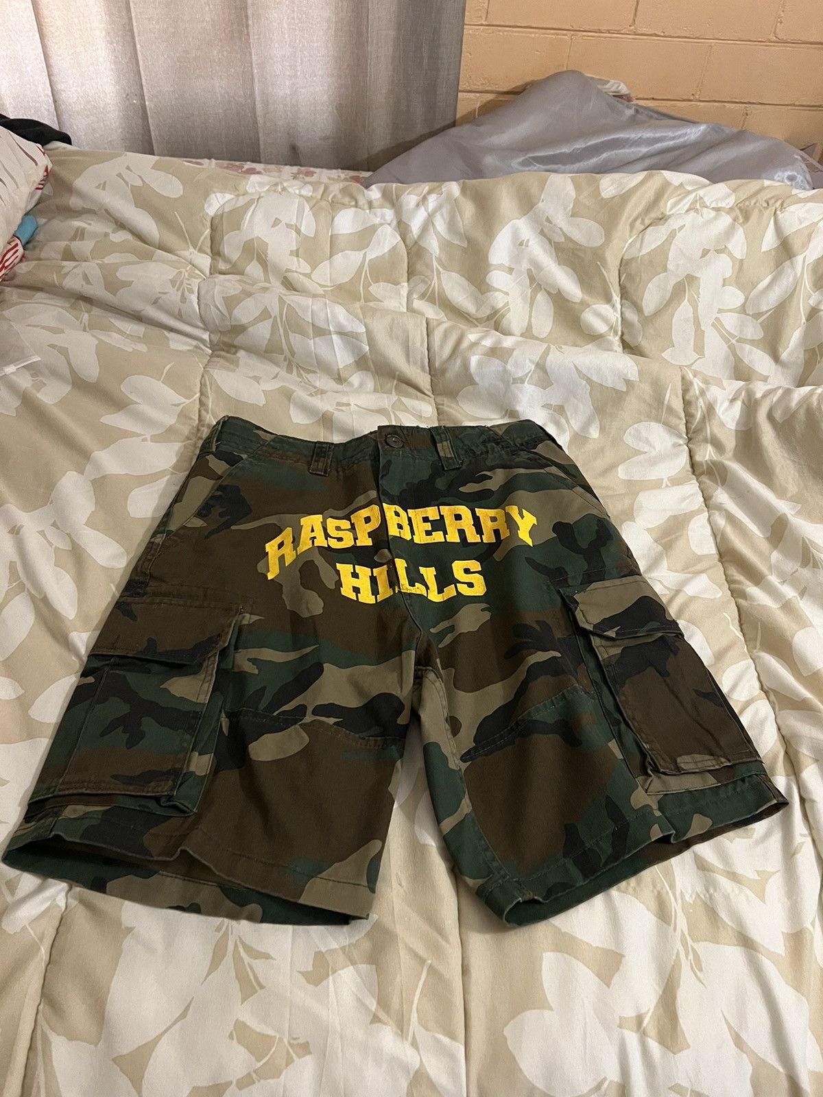 Streetwear Gv gallery raspberry hills camo cargo shorts | Grailed