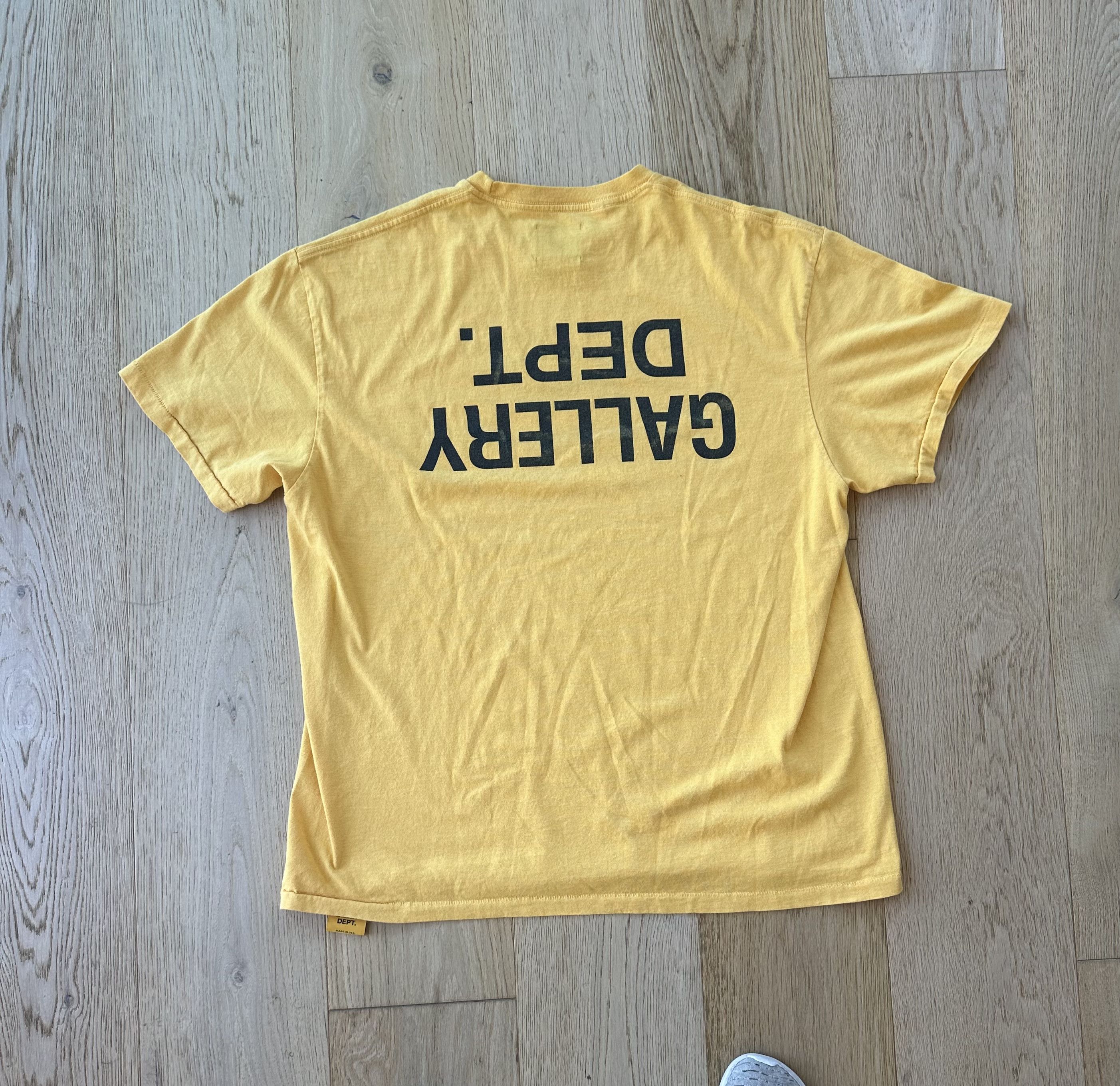 Gallery Dept. GALLERY DEPT. YELLOW & BLACK UPSIDE DOWN LOGO T-SHIRT ...