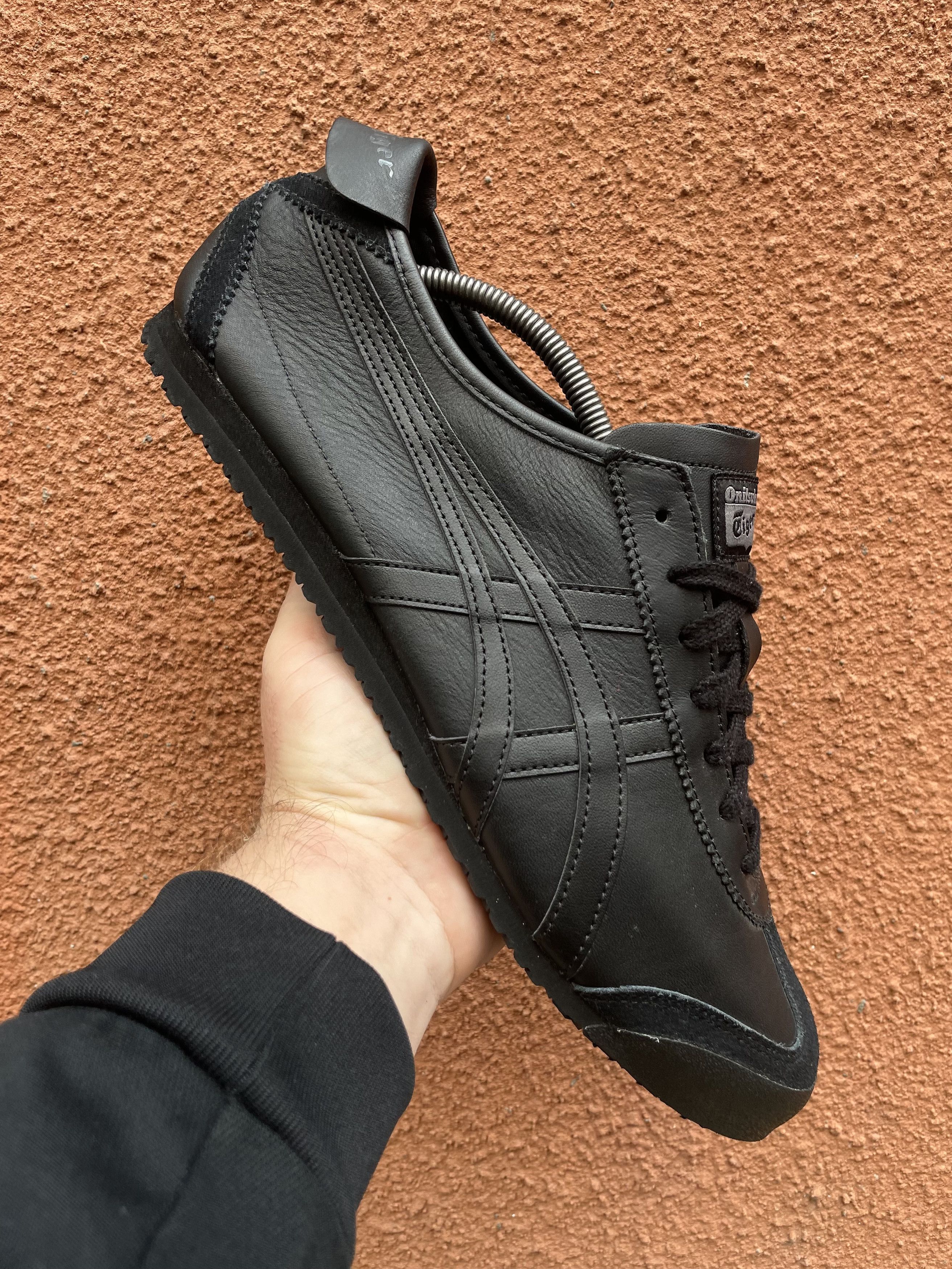 Onitsuka Tiger × Streetwear Rare sneakers Onitsuka Tiger black man ...
