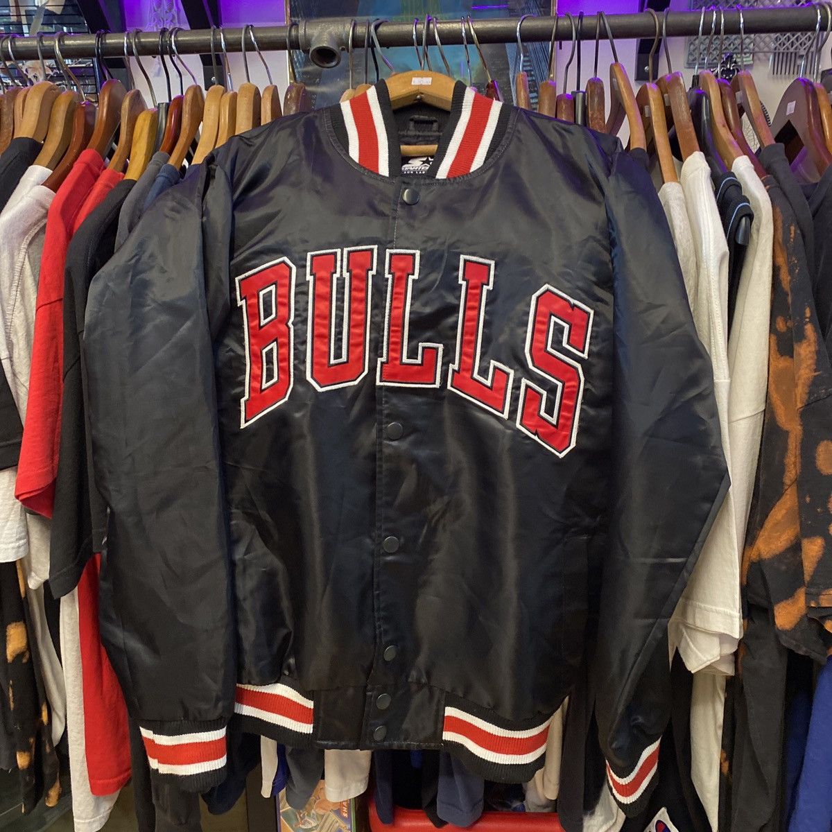 Starter Chicago Bulls Red Satin NBA Basketball Starter Black Label ...