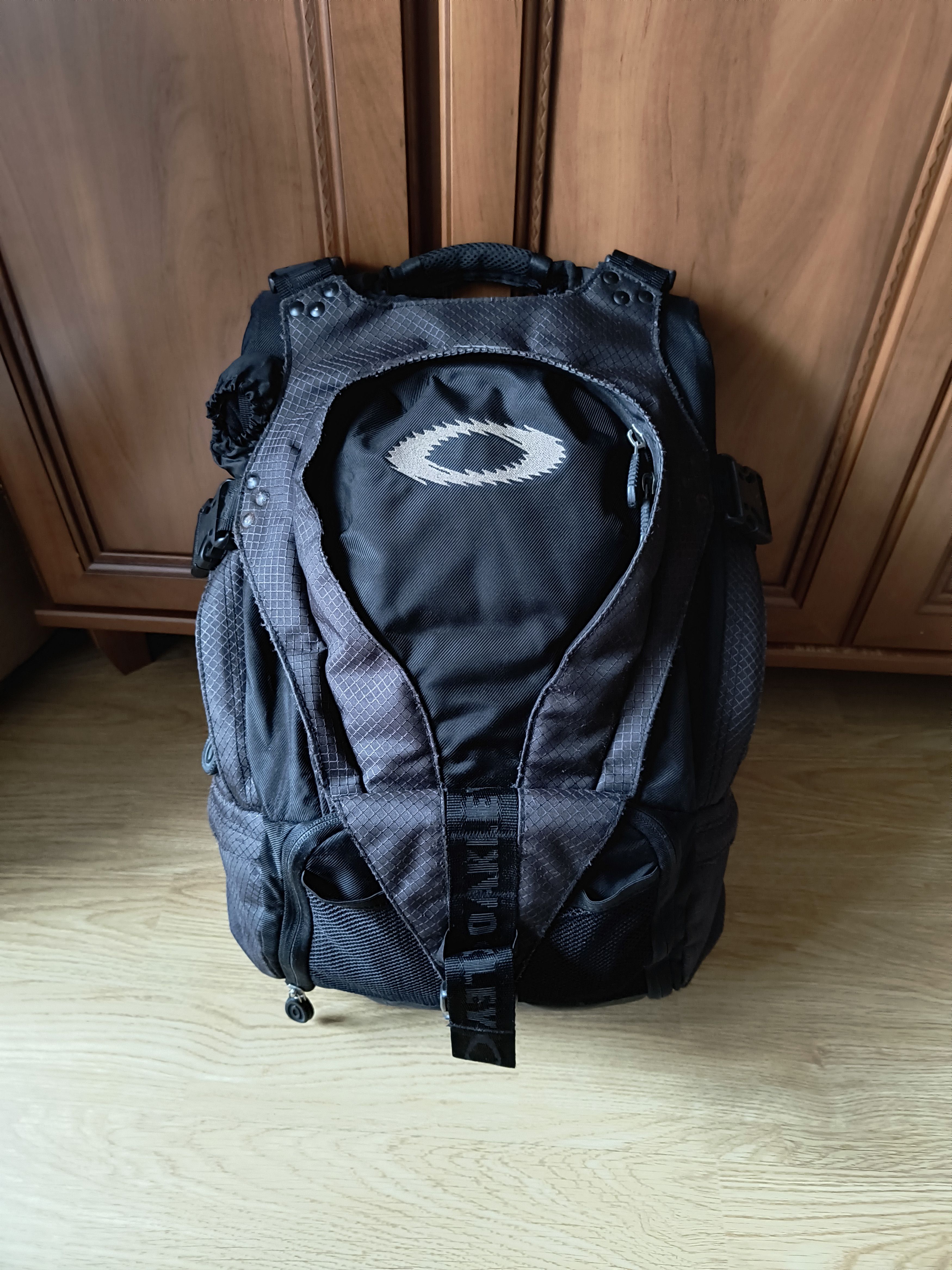 Backpack × Oakley × Vintage Vintage Oakley Surf Wet/Dry Pack Icon ...