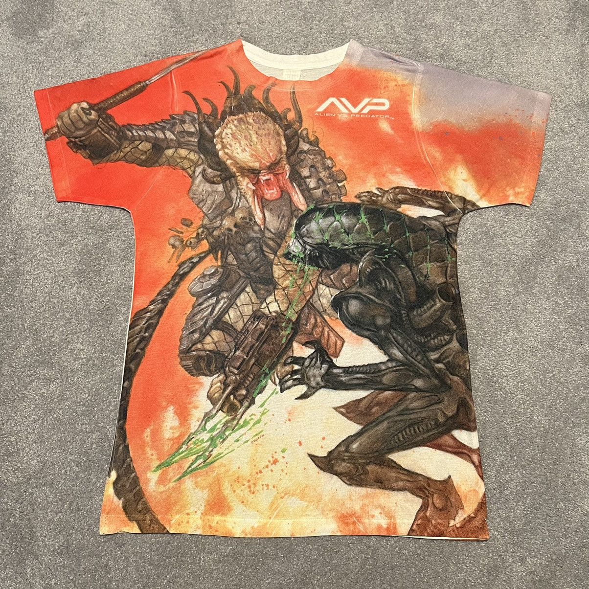 Vintage Vintage Alien vs Predator AVP Movie All Over Print Logo Tee ...