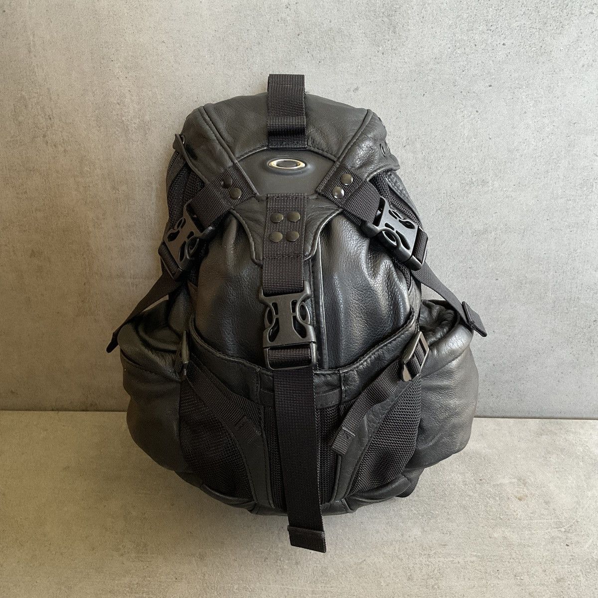 Vintage 2000s Oakley Software Mini Icon Leather Backpack | Grailed