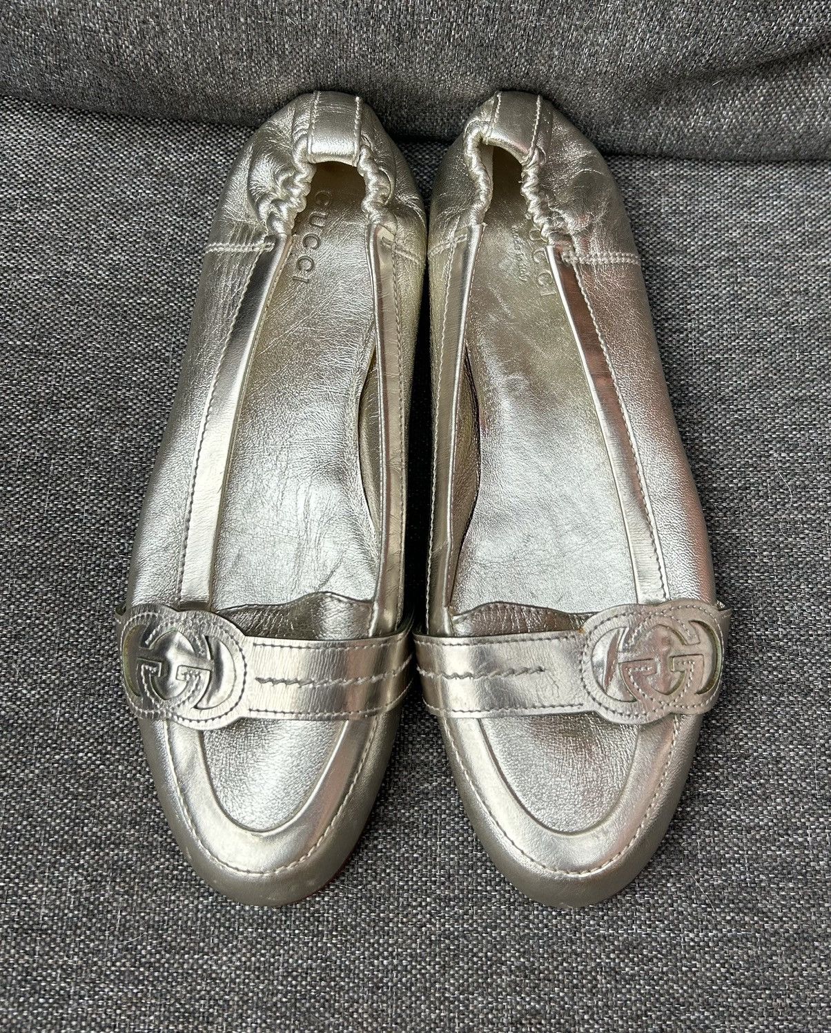 Gucci × Luxury × Vintage Gucci GG Logo Gold Stretch Flats Pumps Size 34 ...