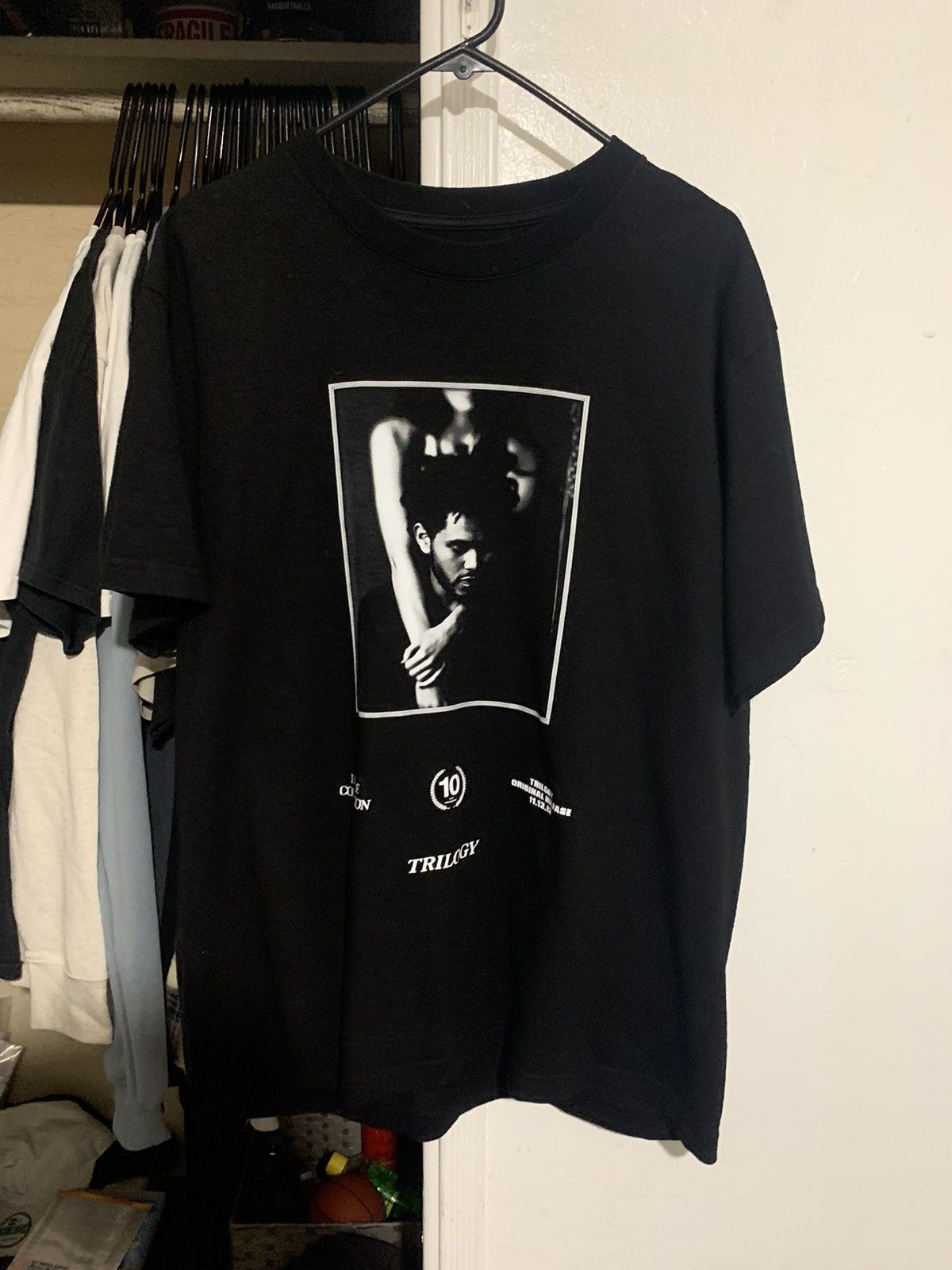 The Weeknd × XO The Weeknd Trilogy 10 Year Anniversary Decade Cover Tee ...