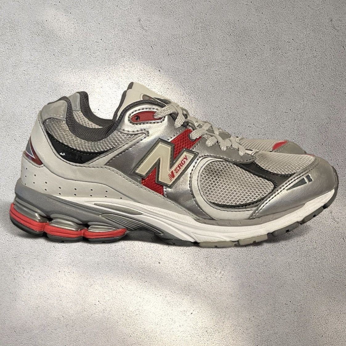 New Balance × Streetwear New Balance 2002r Metallic Silver Team Red ...