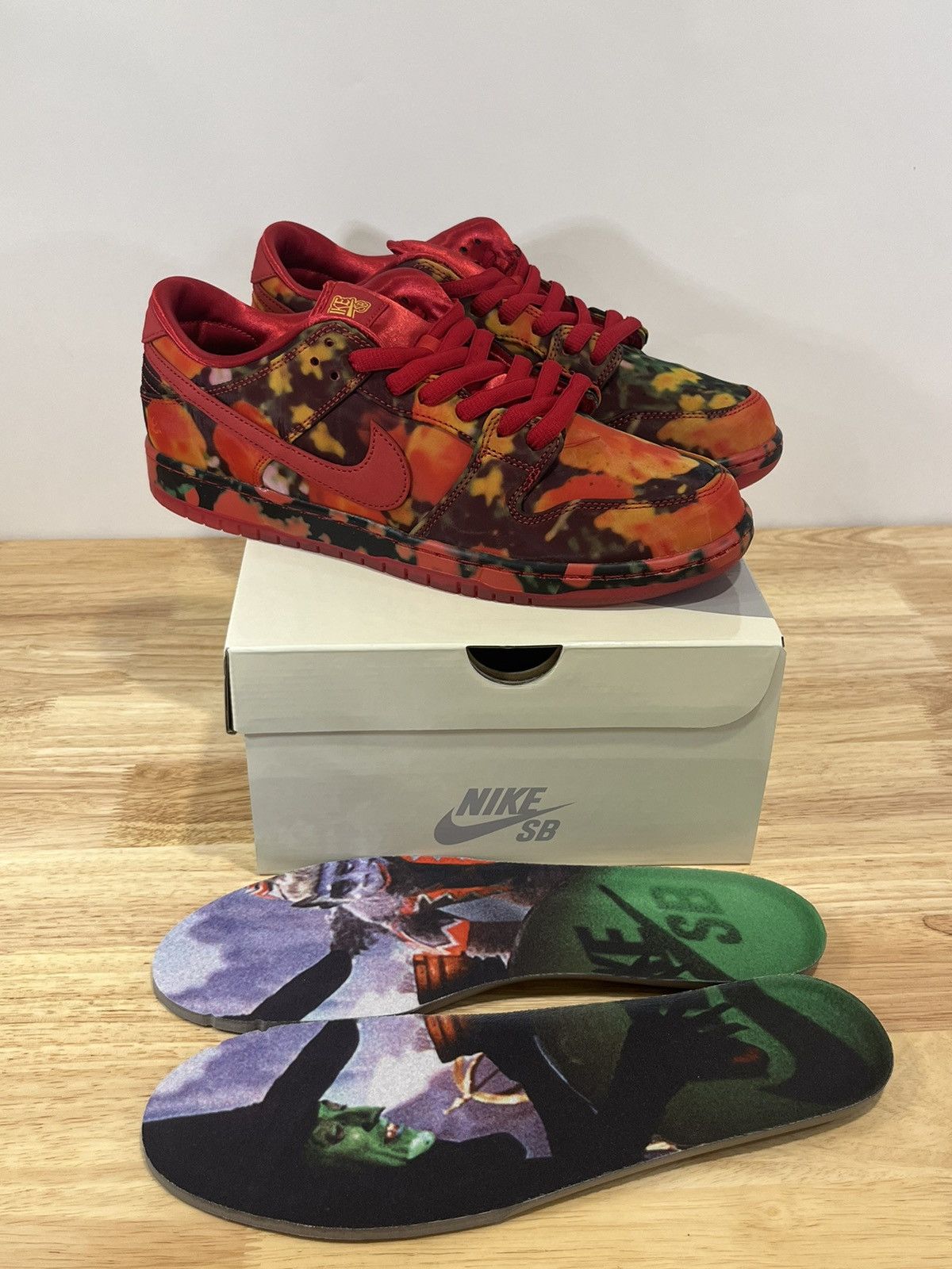 Nike Nike SB x The Wizard of Oz Dunk Low Poppy Field FZ1291-600 | Grailed