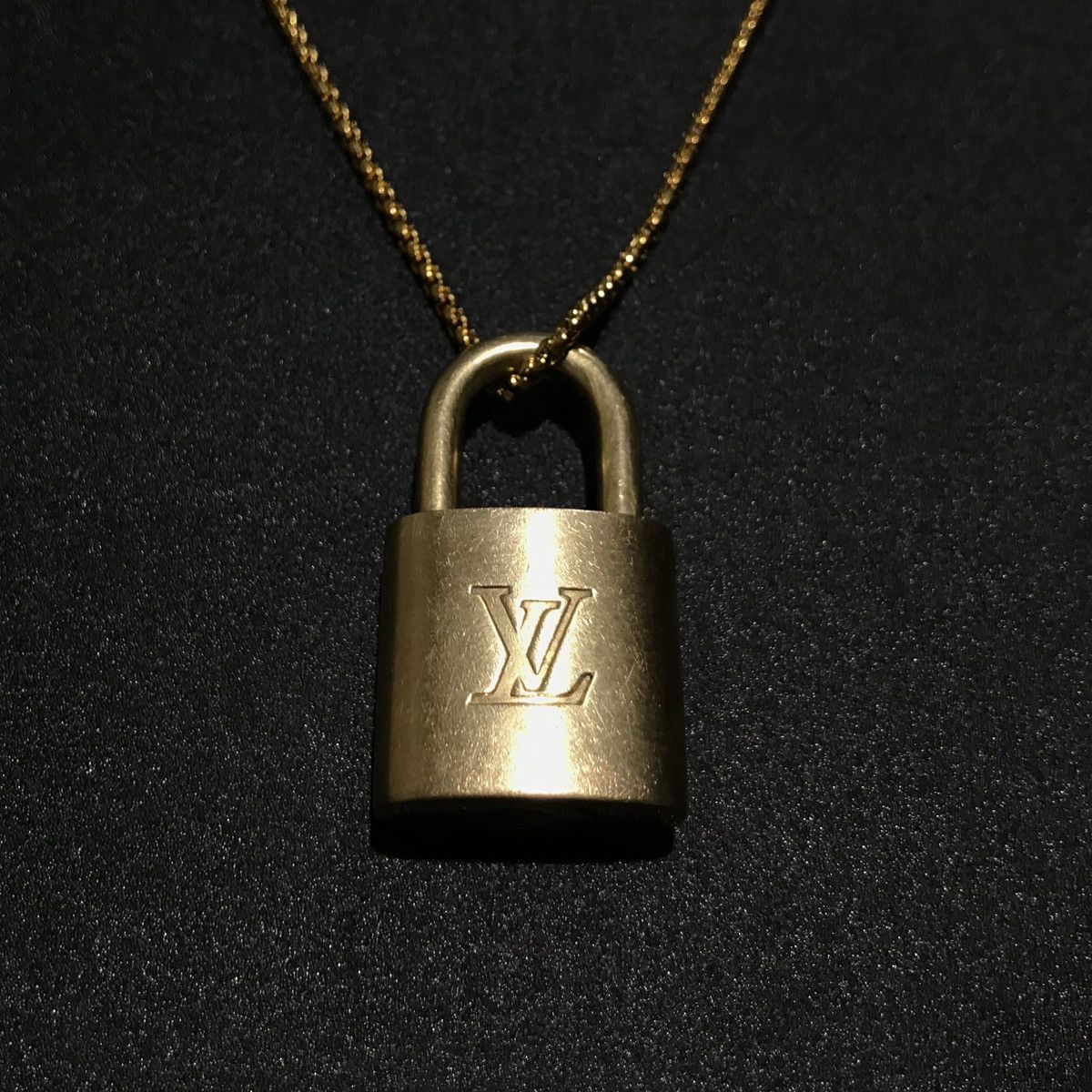 Louis Vuitton Louis Vuitton Lock & Gold Necklace | Grailed