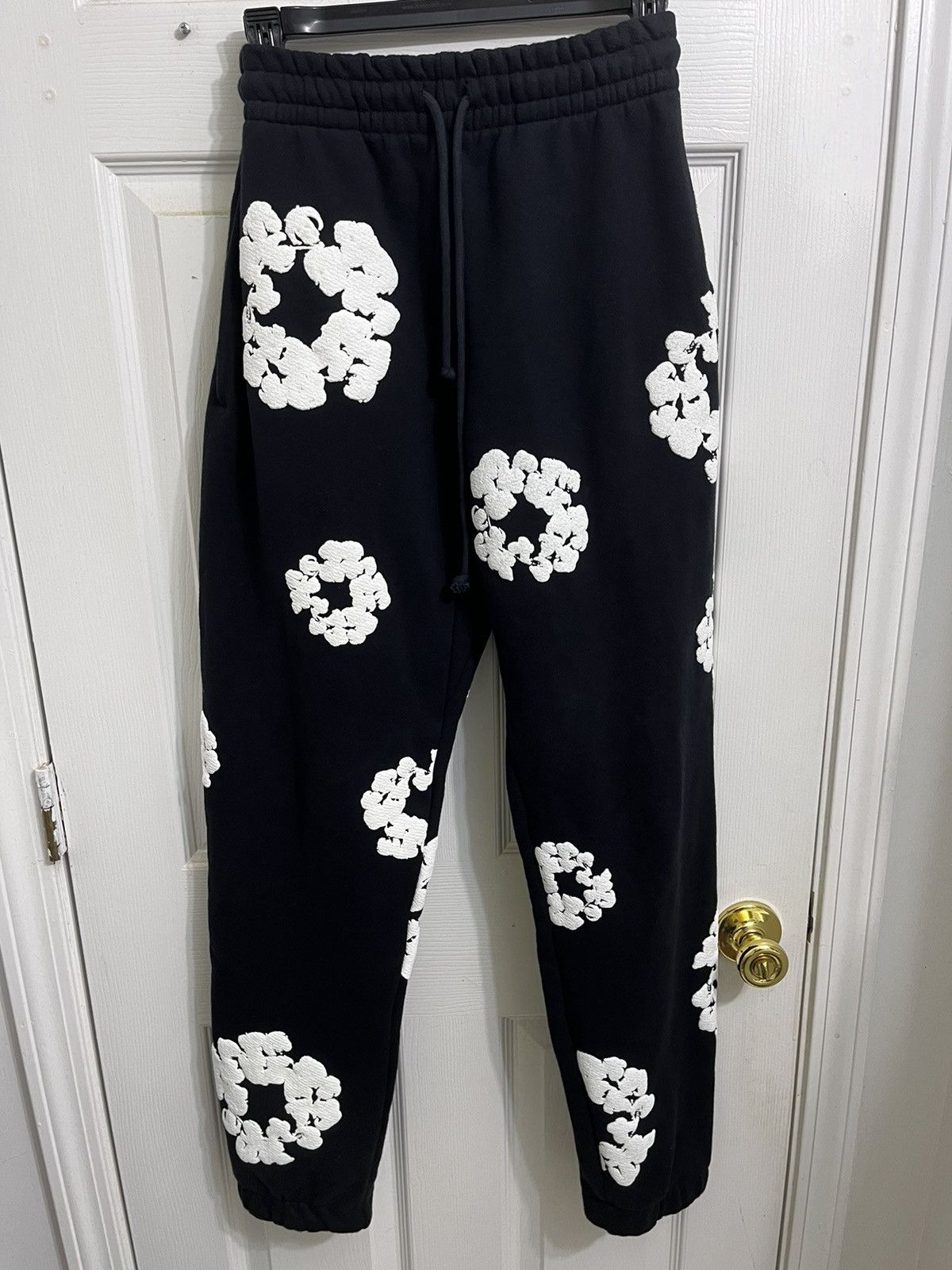 DENIM TEARS Denim Tears Wreath Sweatpants Black | Grailed