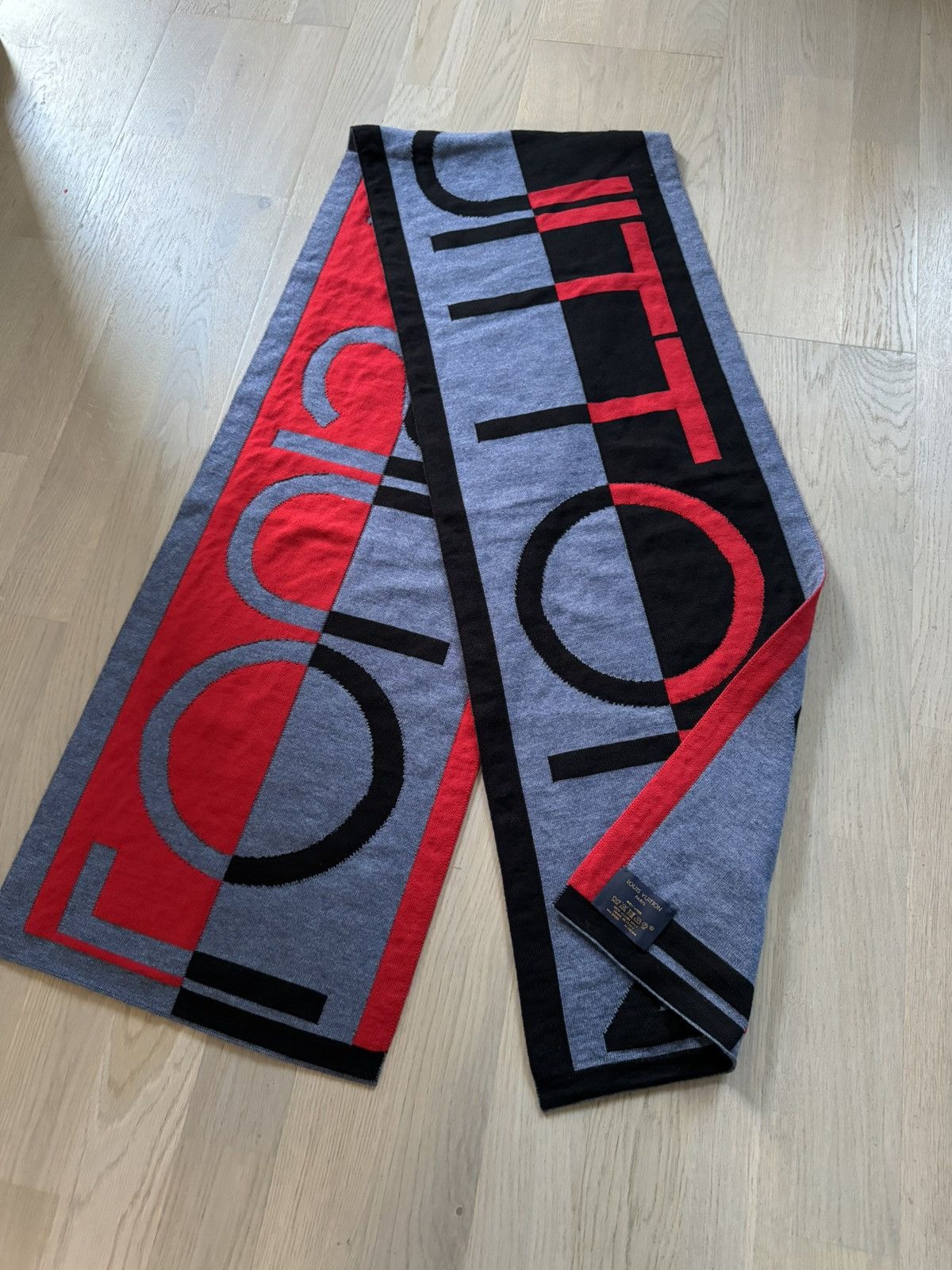 Louis Vuitton Louis Vuitton scarf STUDY sizes in photos by tape measure ...