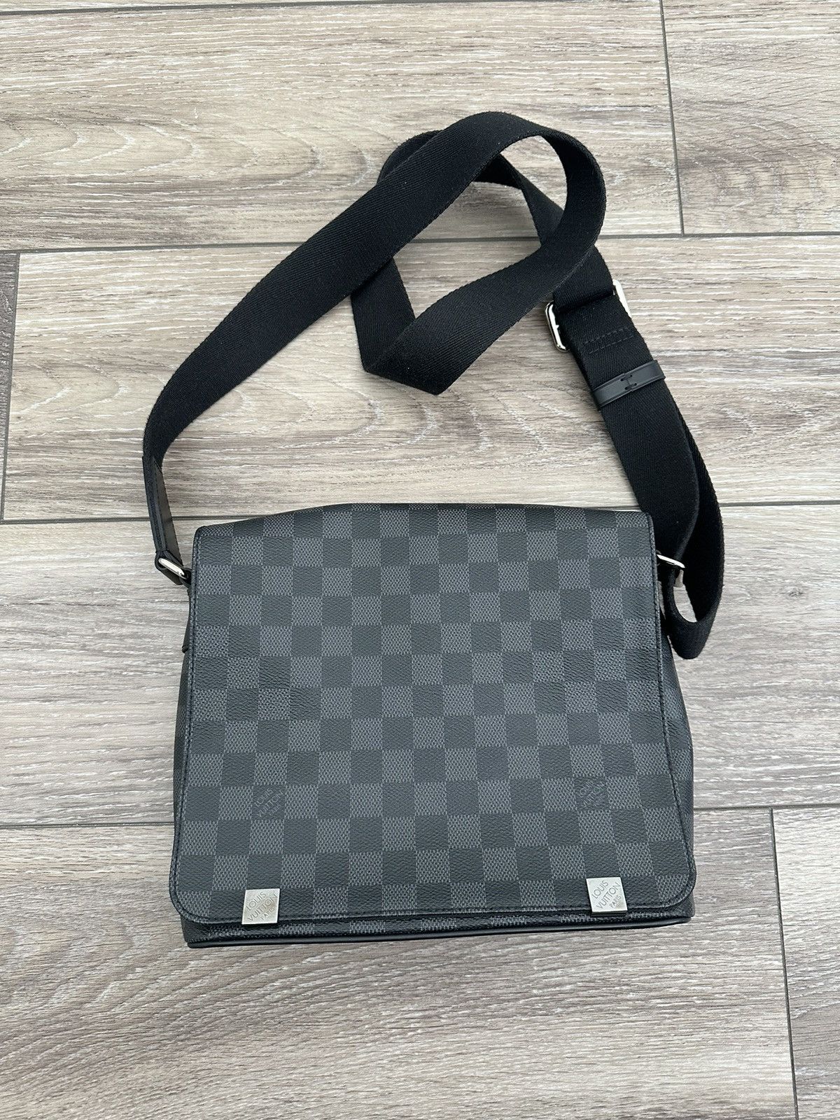 Louis Vuitton Mens Louis Vuitton Messenger District Damier Graphite Bag ...