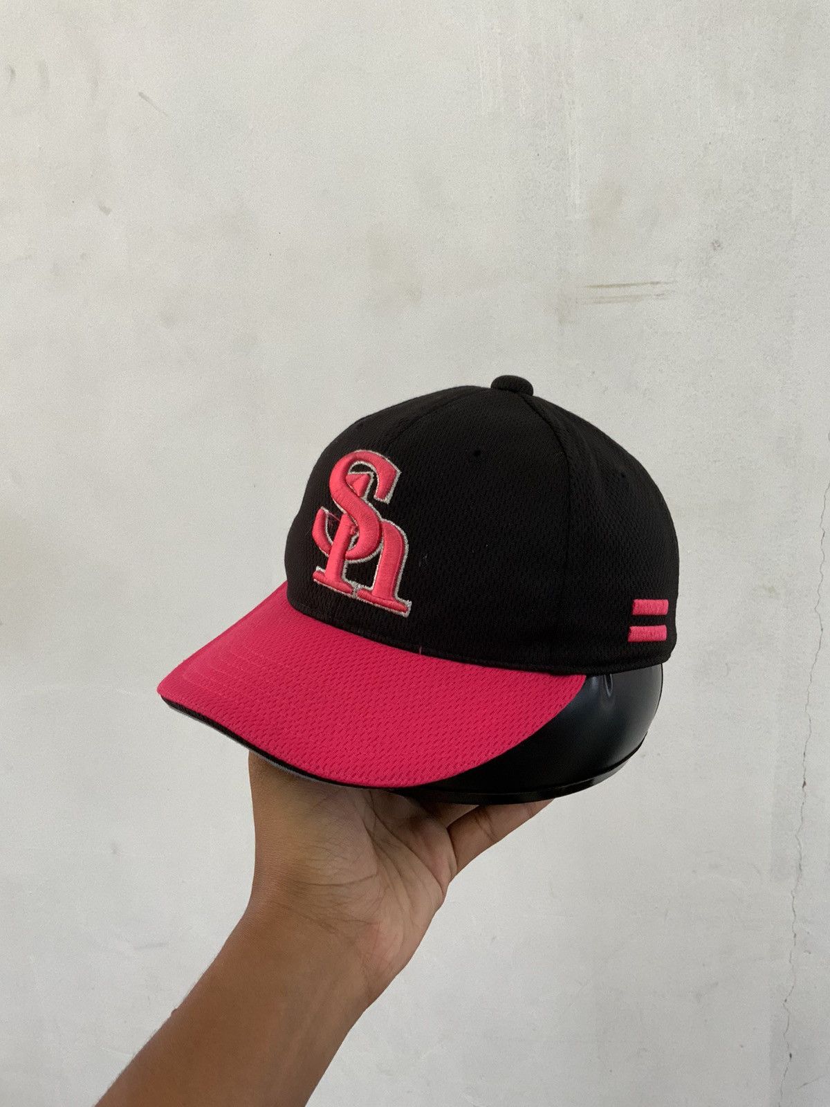 Majestic Majestic SH Avant Garde Big Logo Embroidery Pink Black Hat ...