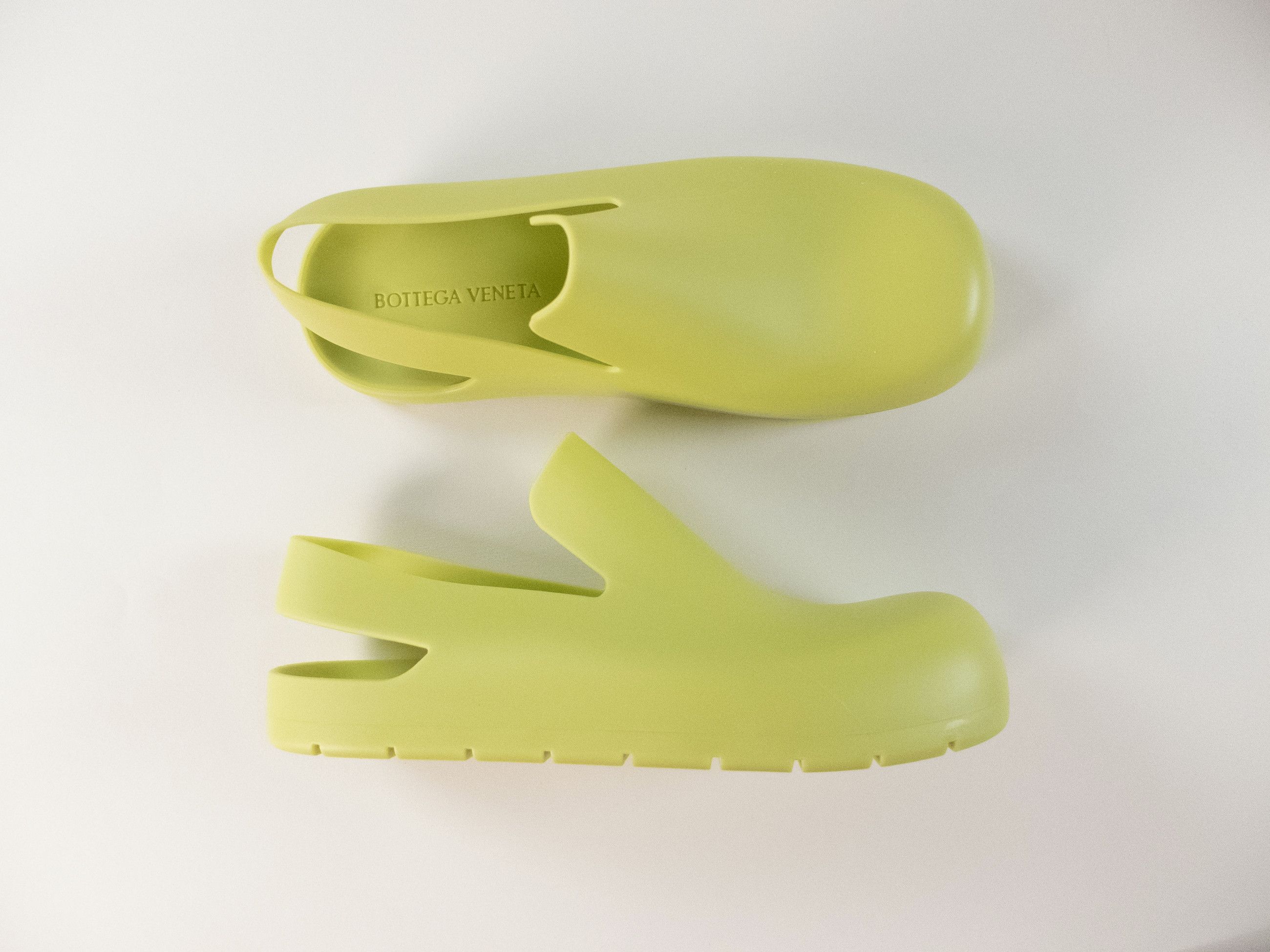 Bottega Veneta BOTTEGA VENETA Puddle green rubber slingback sandal ...