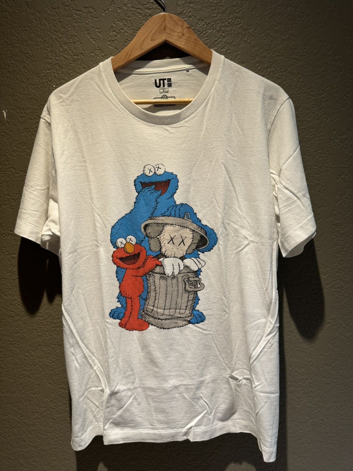 Kaws × Uniqlo Kaws x Sesame Street x Uniqlo Elmo TShirt Size L Used ...