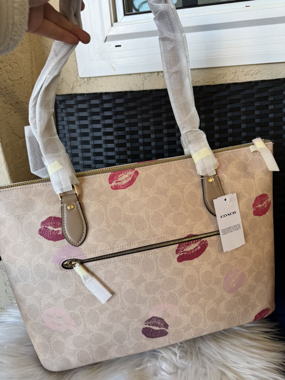 Coach Coach Gallery Tote Bag In Signature Canvas With Lips Print | Grailed