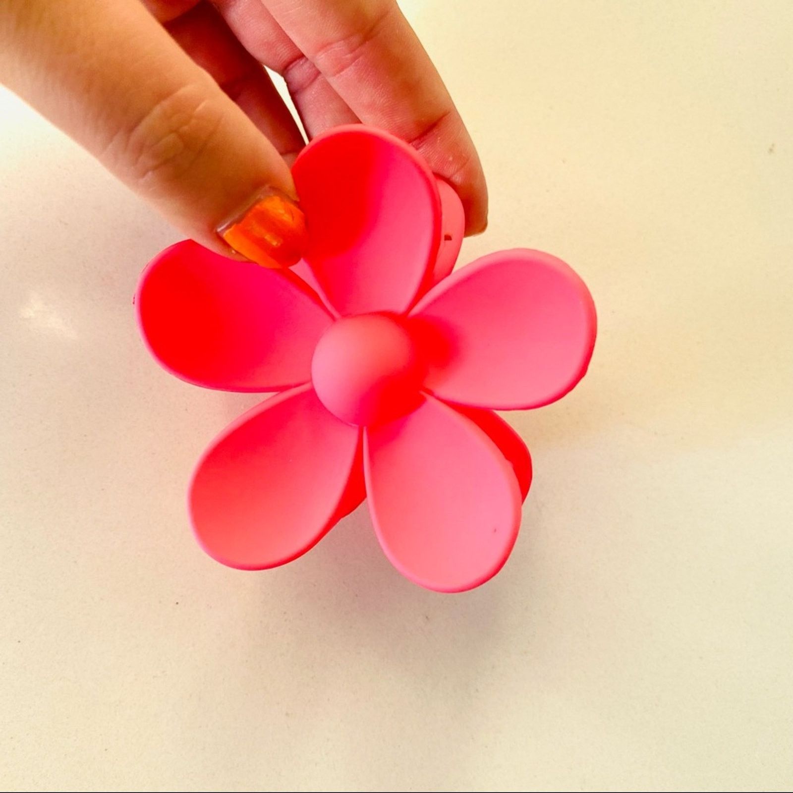 Free People NEW FREE PEOPLE Hot Pink Neon Daisy Flower Claw Clip Hair ...