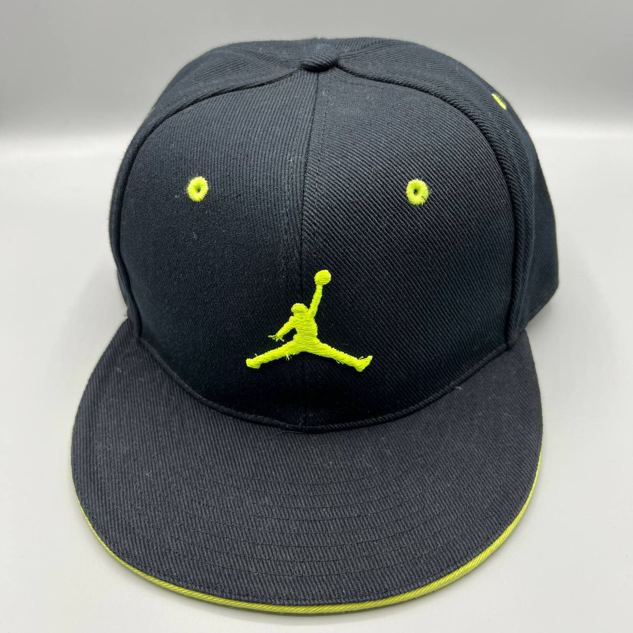 Jordan Brand Air Jordan Hat Men 7 1/4 Jumpman Yellow Logo Fitted Cap ...