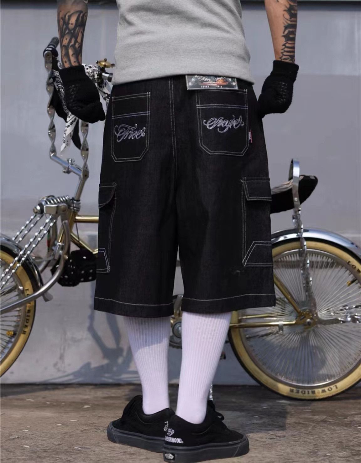 Jean × Streetwear Hip-hop embroidered over-the-knee baggy denim shorts ...
