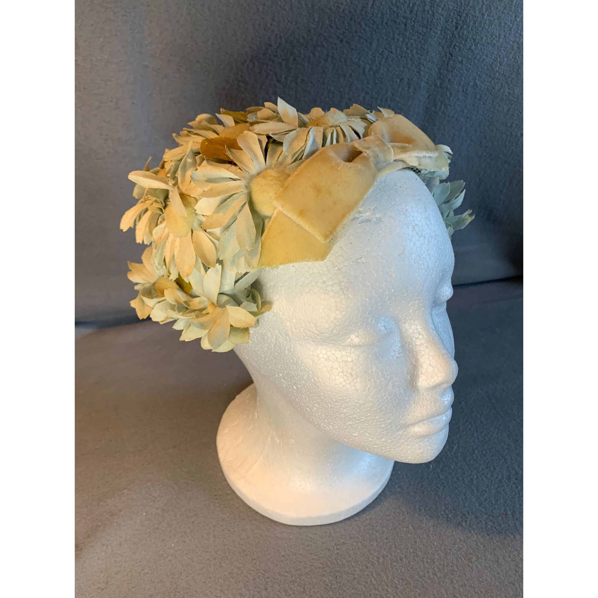 Vintage Ladies Daisy Flower Hat with Velvet Bow and Trim Vintage | Grailed