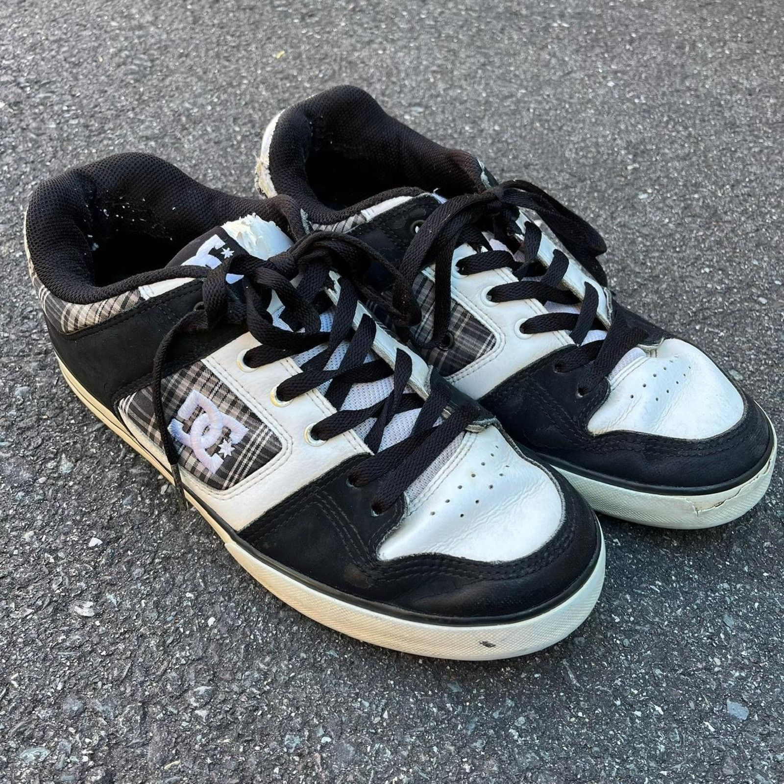 Dc × Streetwear × Vintage vintage 2000s black and white dc skate shoes ...