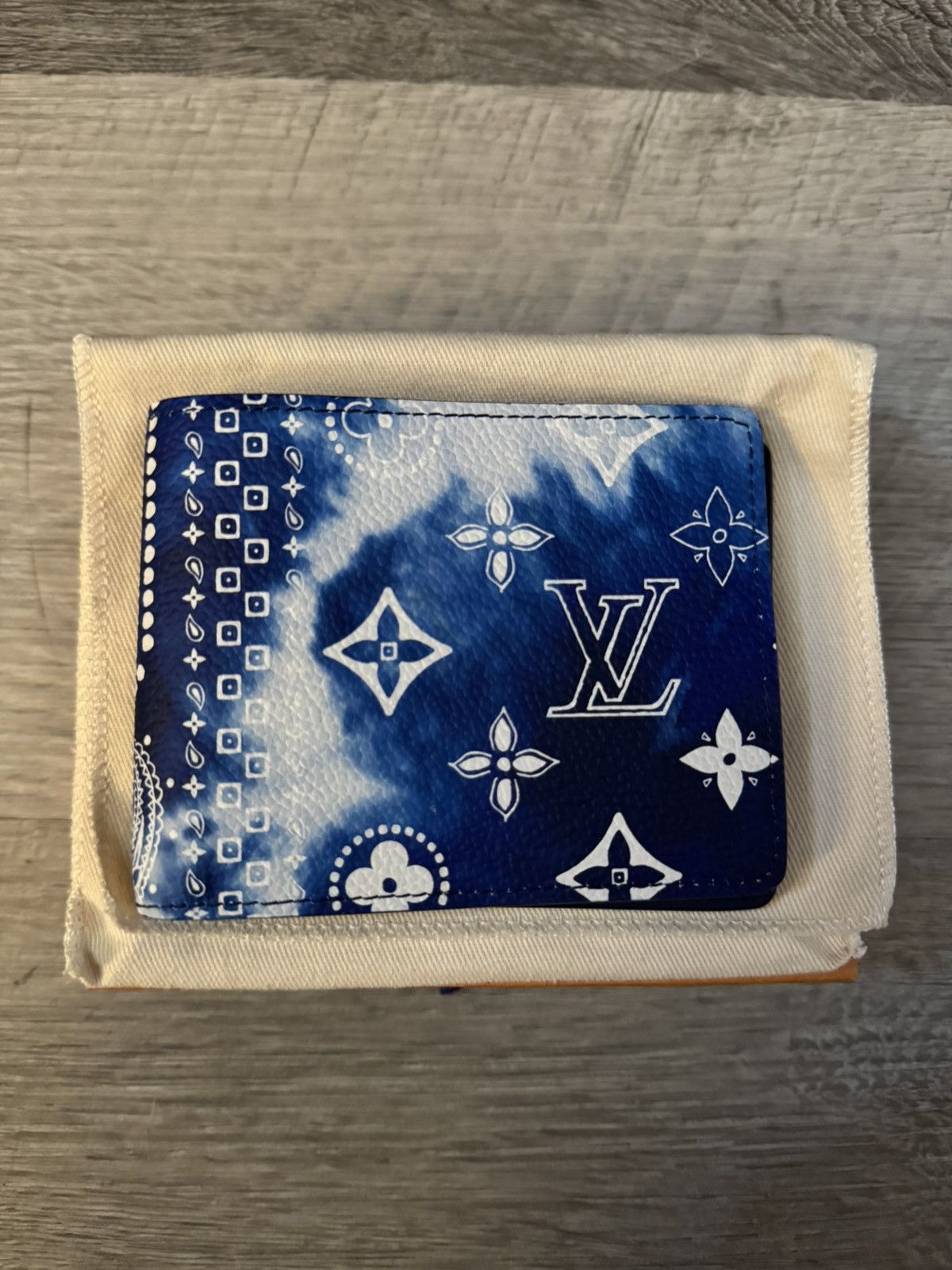 Louis Vuitton × Streetwear LOUIS VUITTON SLENDER WALLET BANDANA ...