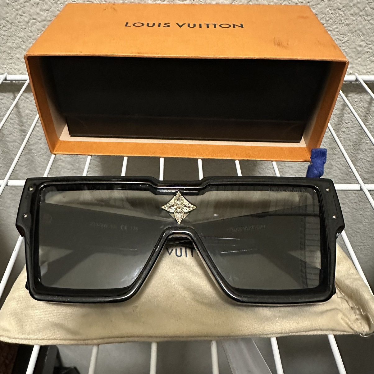Louis Vuitton LOUIS VUITTON CYCLONE SUNGLASSES BLACK | Grailed