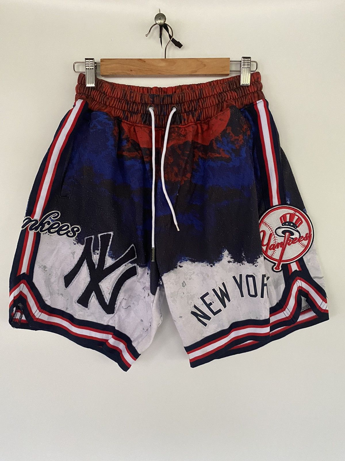 New York Yankees PRO STANDARD NEW YORK YANKEES LOGO LUXURY ATHLETIC ...