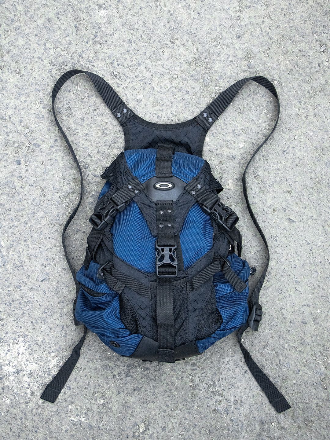 Oakley × Streetwear Vintage Oakley Icon Mini Backpack 2.0 Black Navy ...