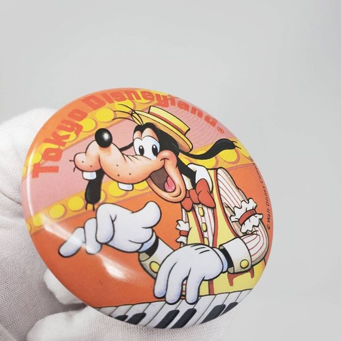 Disney Get Ready to Giggle with the Tokyo Disneyland Goofy Button ...