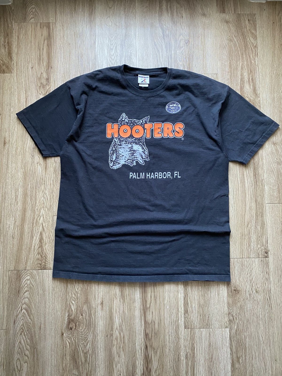 Humor × Streetwear × Vintage VINTAGE FADED HOOTERS 20th ANNIVERSARY TEE ...