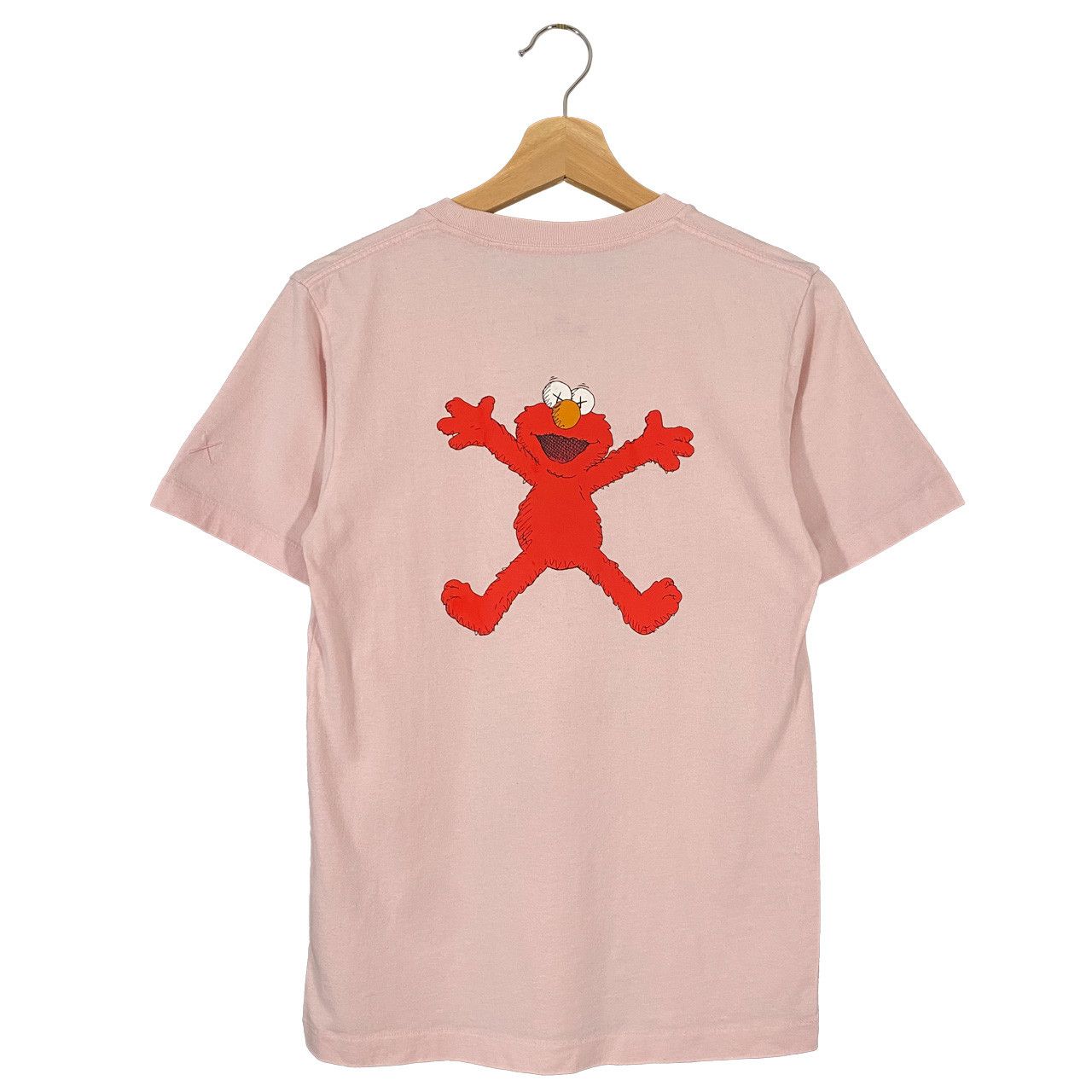 Uniqlo Kaws x Uniqlo x Sesame Street Elmo Companion tee pink | Grailed