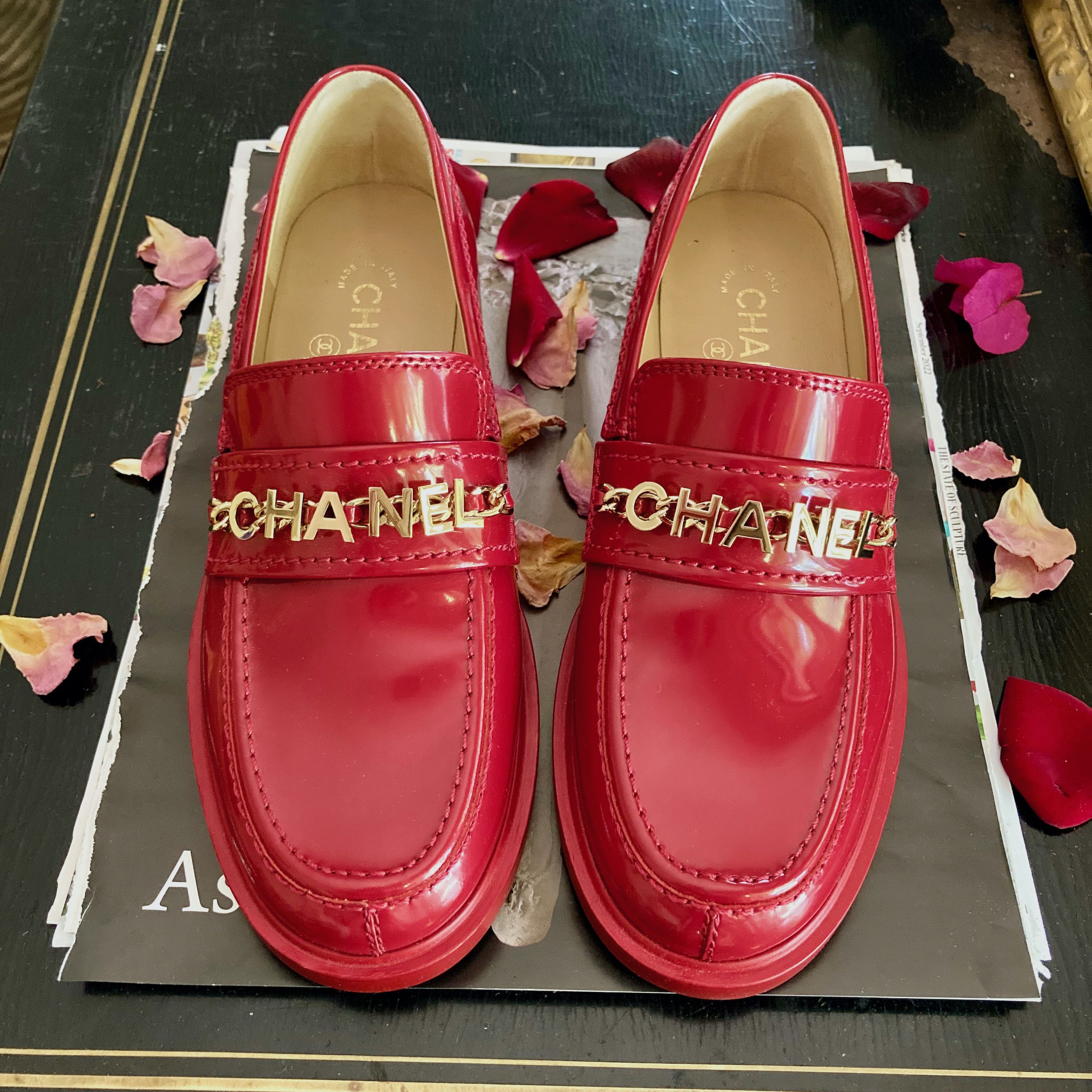Chanel Bonnie and Clyde Cruise 2022 charm loafers | Grailed