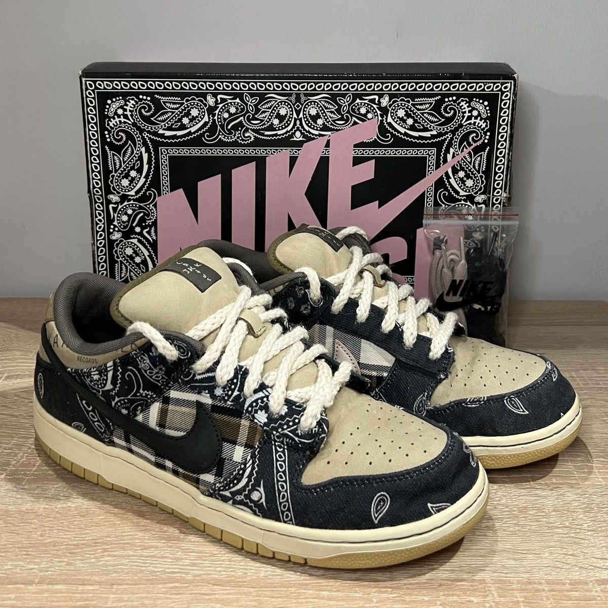 Nike × Travis Scott Nike X Travis Scott Dunk SB Low Special Box OG All ...